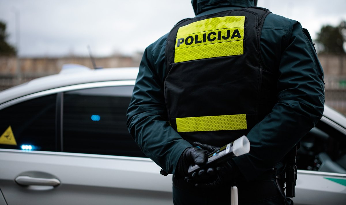 Reido metu Vilniuje automobilis partrenkė policininką - Delfi