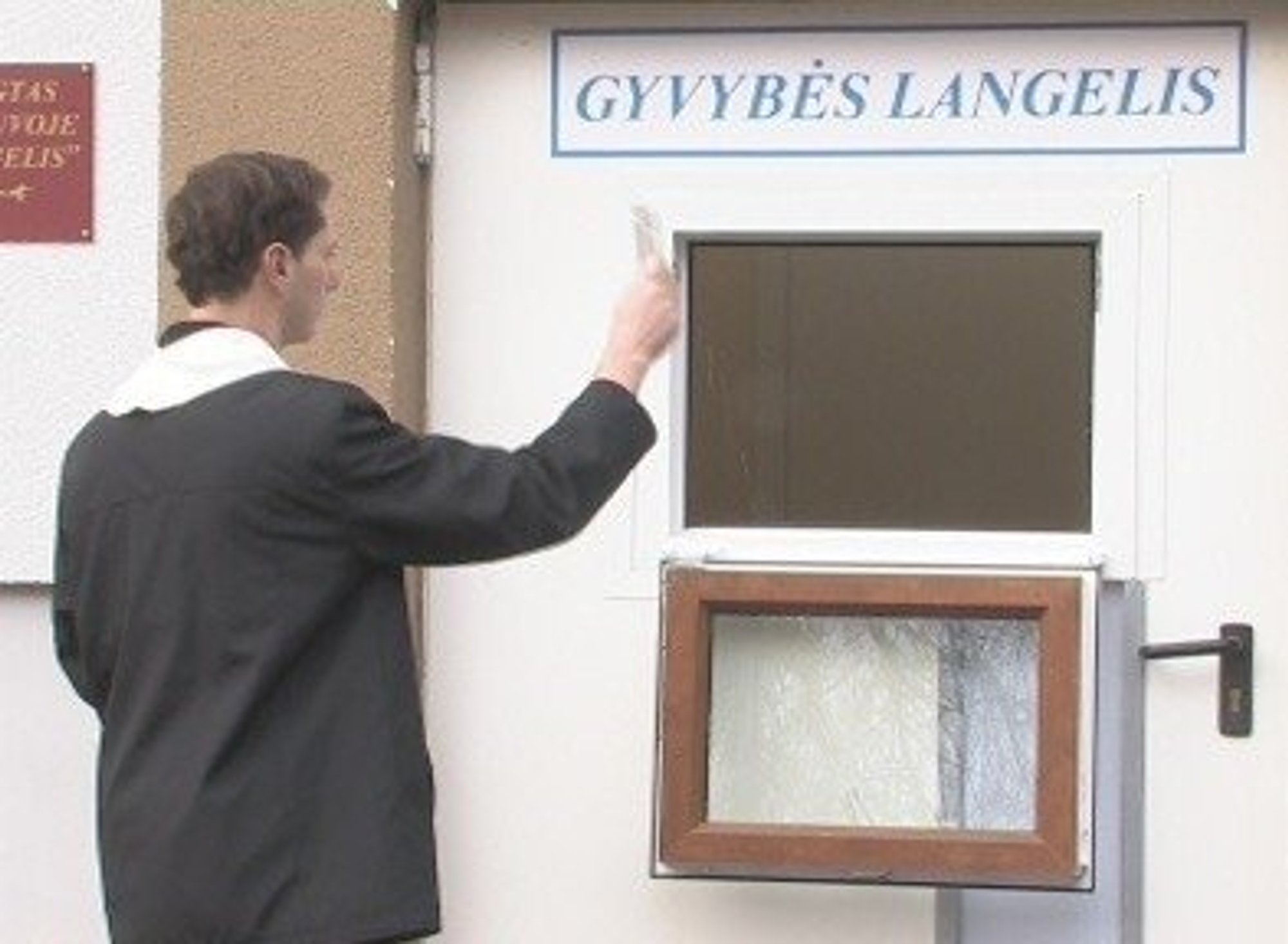 Vilniuje atidarytas pirmasis Lietuvoje „gyvybės langelis“ - Delfi TV