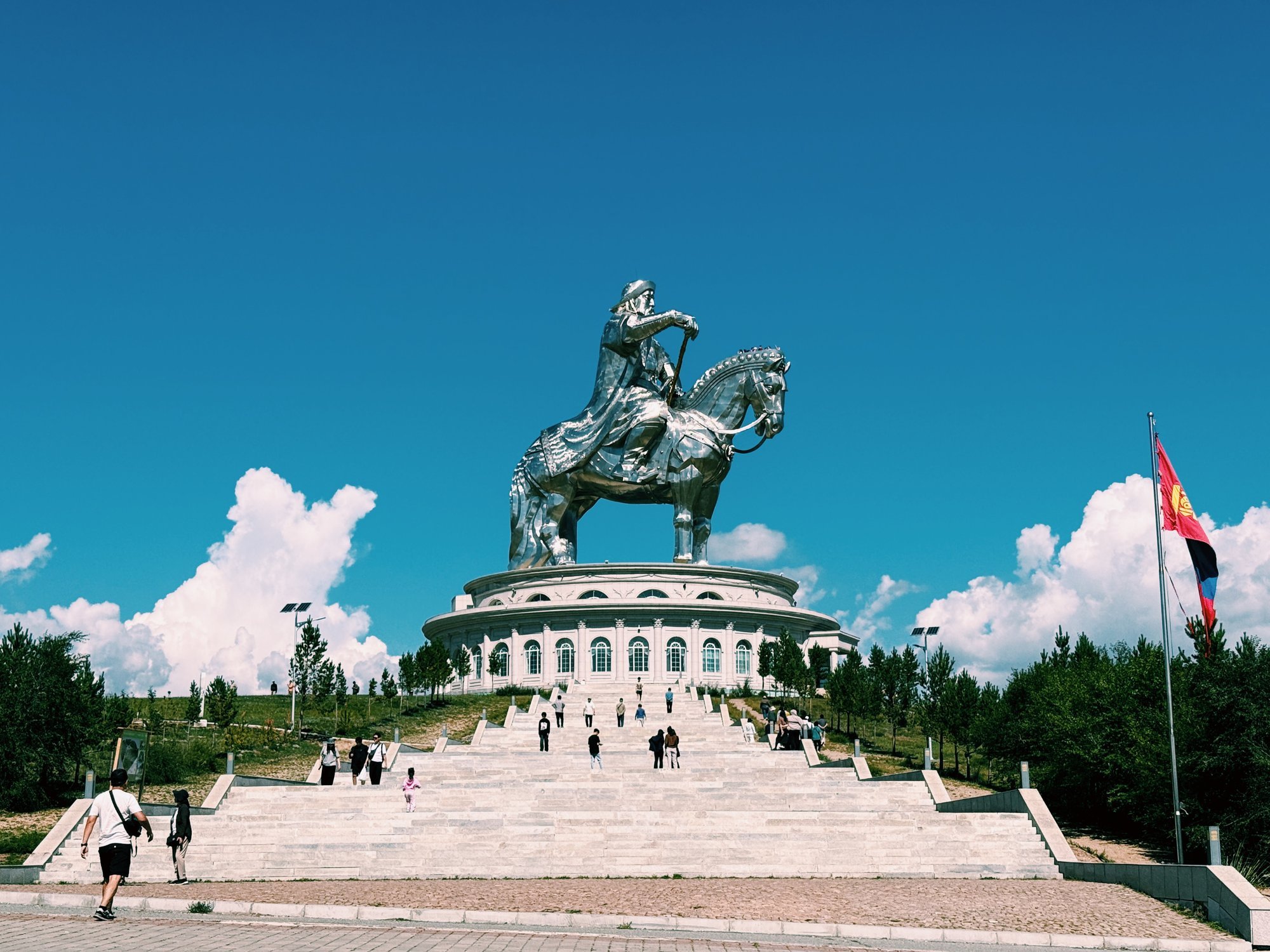 Iš arti pamatė, kaip atrodo sensacija tapusi Čingischano statula ...