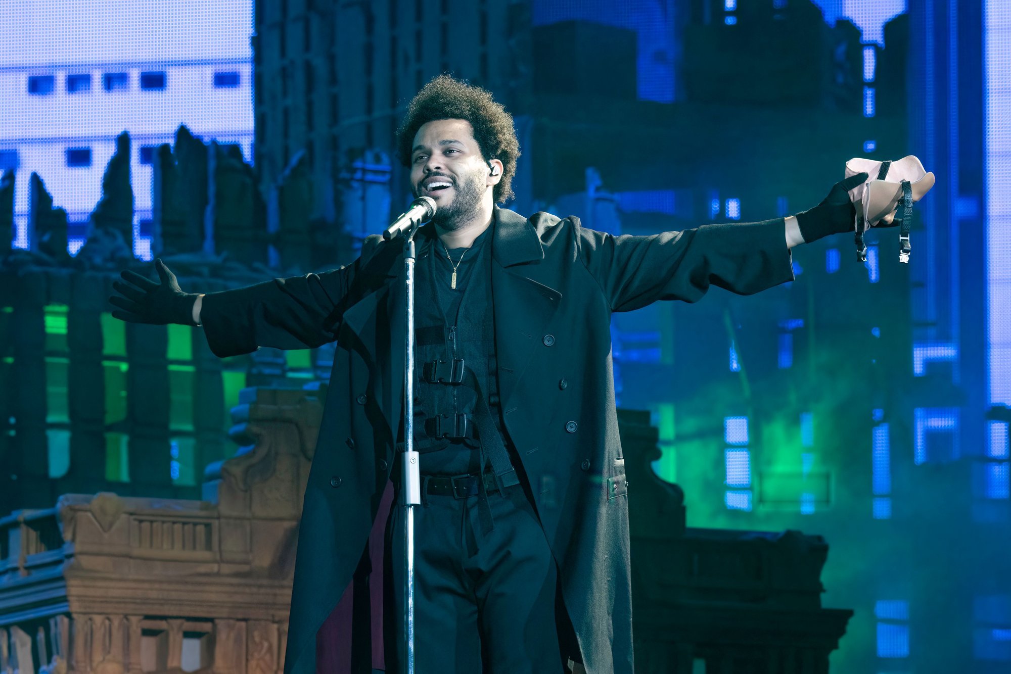 Atlikėjui The Weeknd teko netikėtai nutraukti vos prasidėjusį koncertą ...