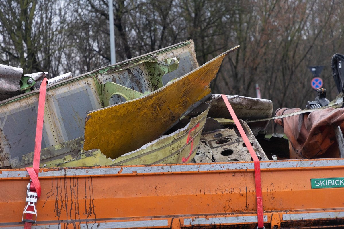 Iš DHL lėktuvo katastrofos vietos išvežamos stambios nuolaužos: Gago komentaras - Delfi TV