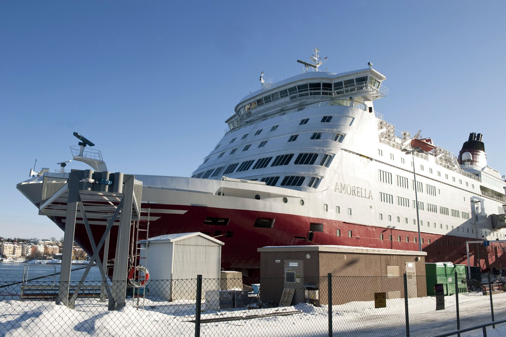 Baltijos jūroje užstrigo keltas su 2000 keleivių - Delfi