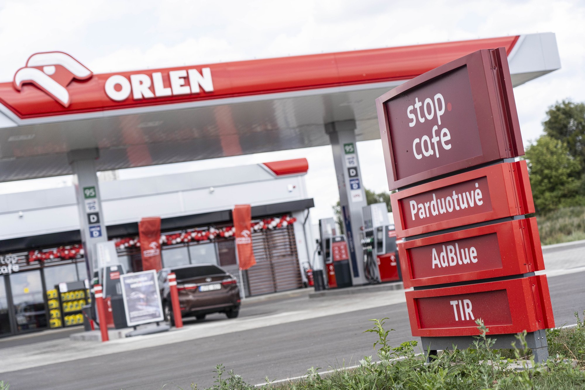 Lenkijos opozicija kaltina naftos įmonę „Orlen“ prieš rinkimus mažinant ...