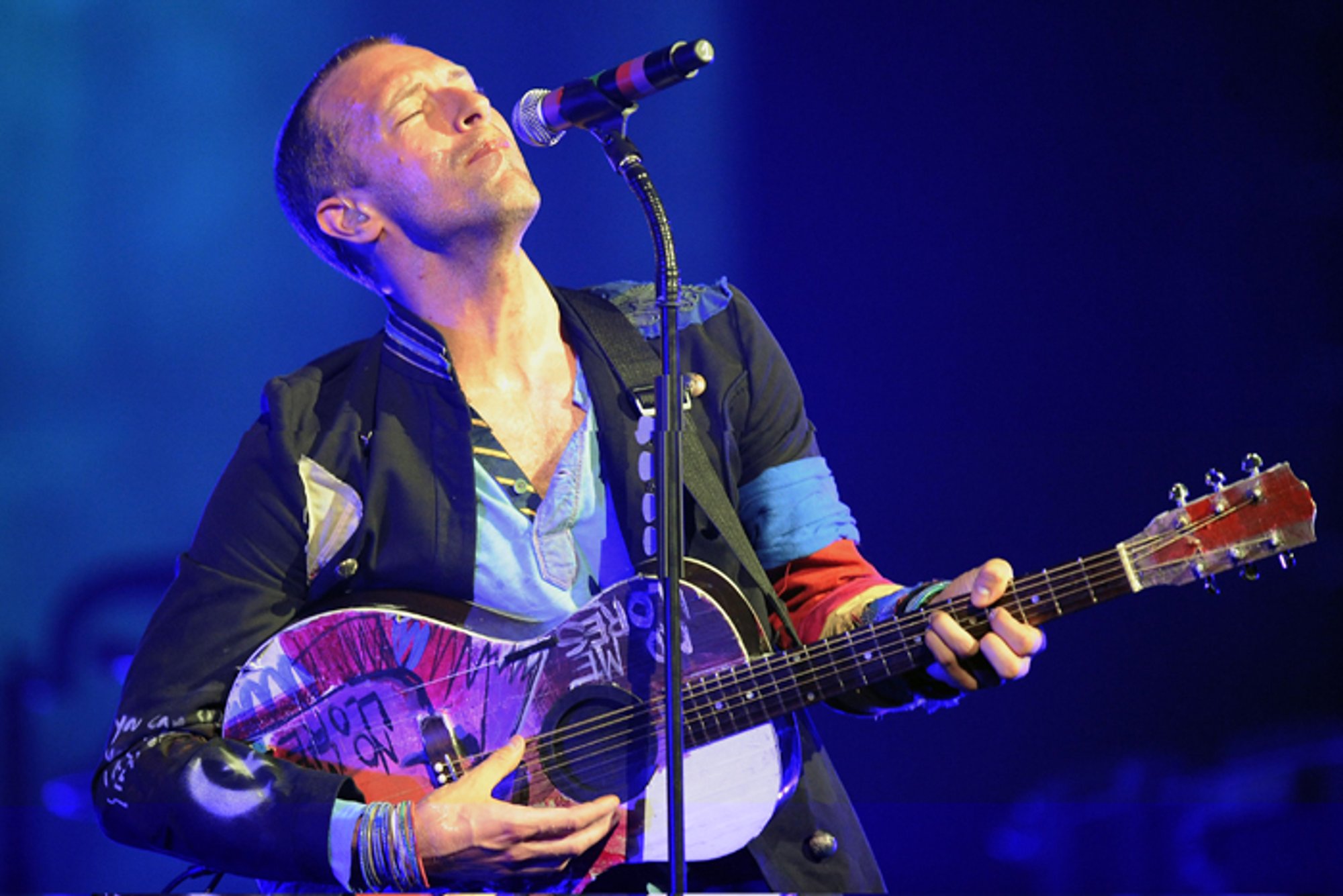 „Coldplay“ vaizdo klipe – armija pusplikių merginų - Delfi veidai