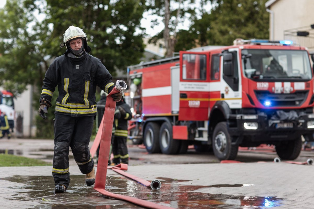 Kauno rajone kilo gaisras atliekų perdirbimo įmonėje - Delfi