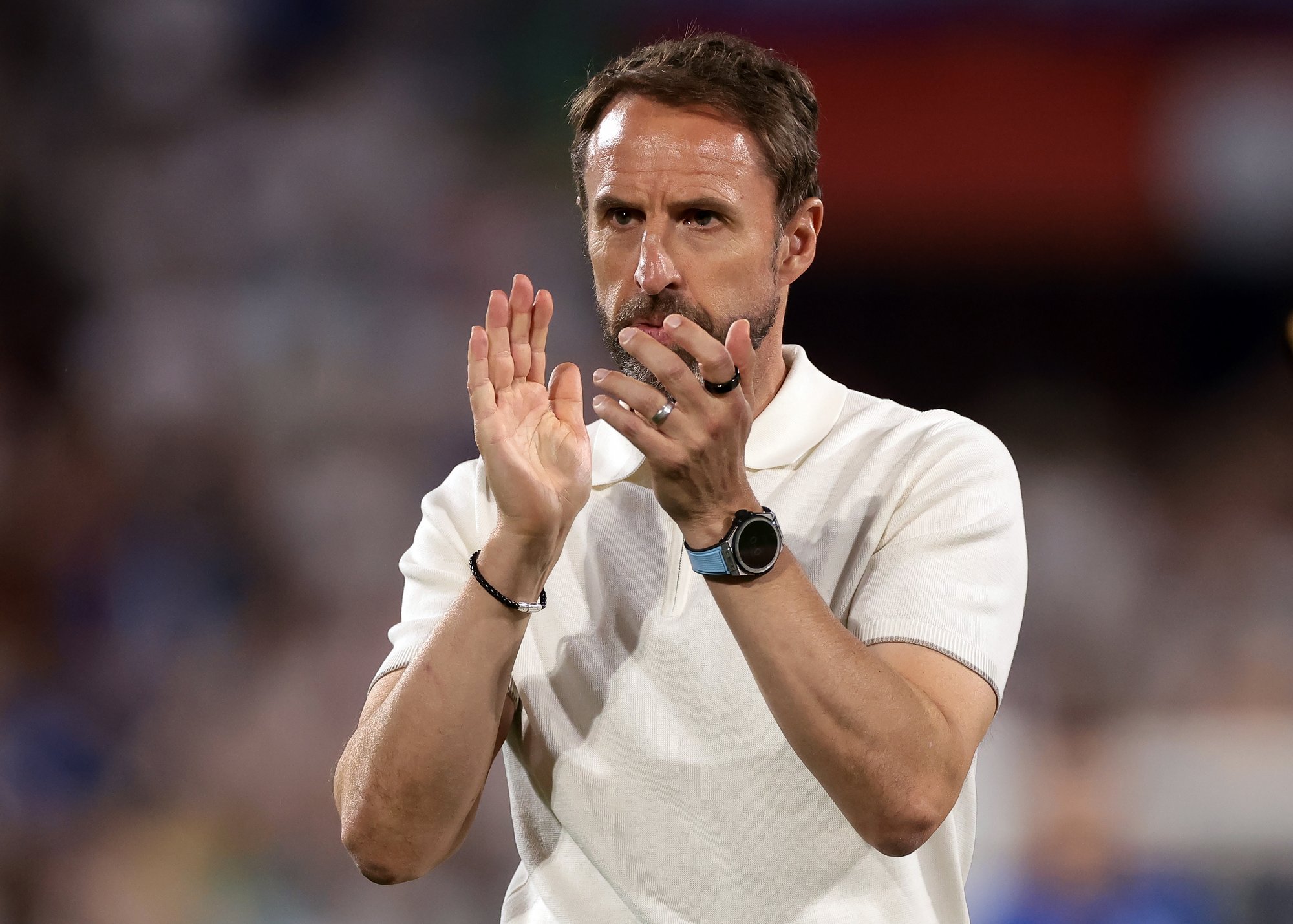 Po dar vieno nuviliančio pasirodymo anglų sirgaliai bokalais apmėtė ...