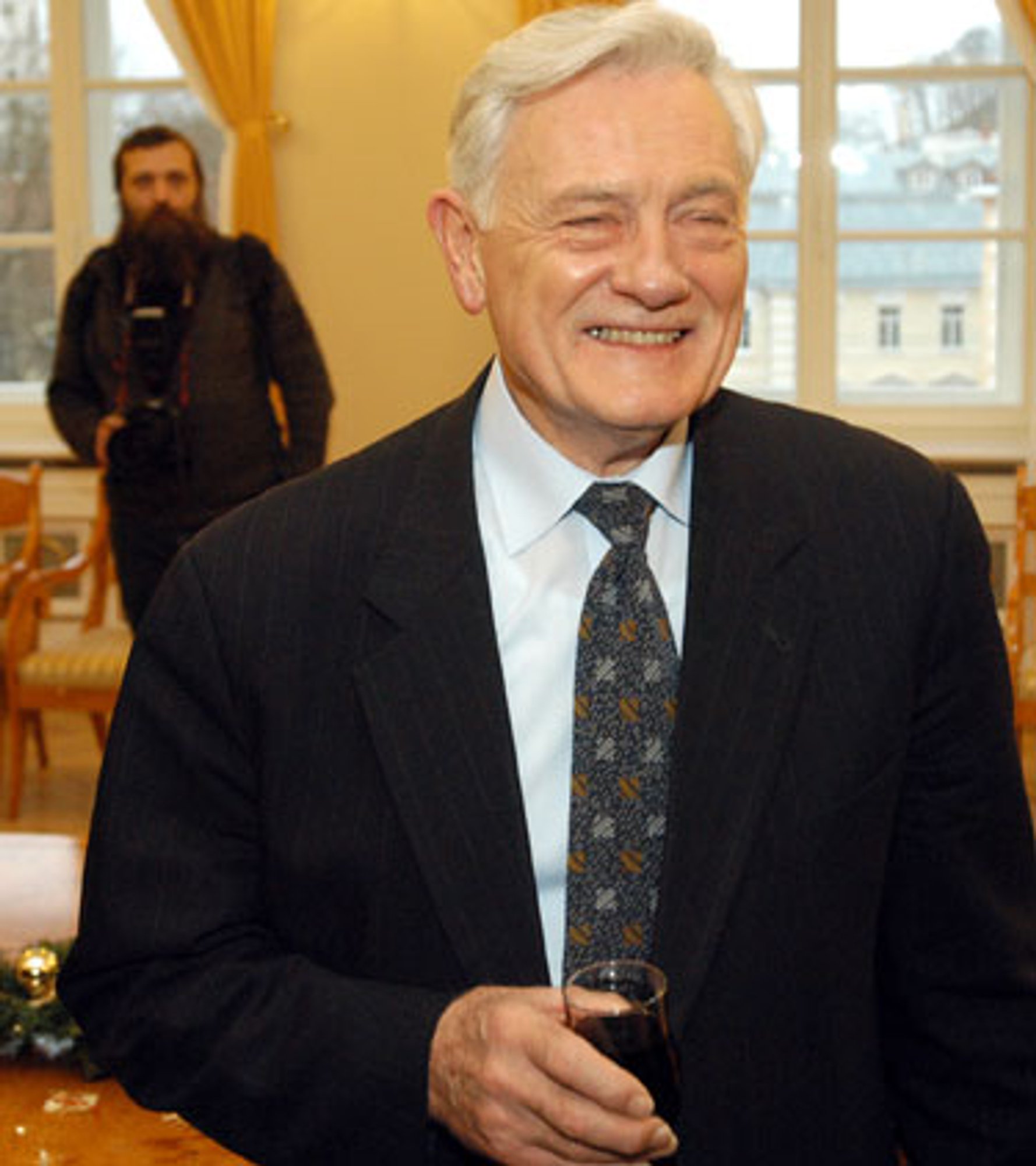 V. Adamkus - priekyje - Delfi