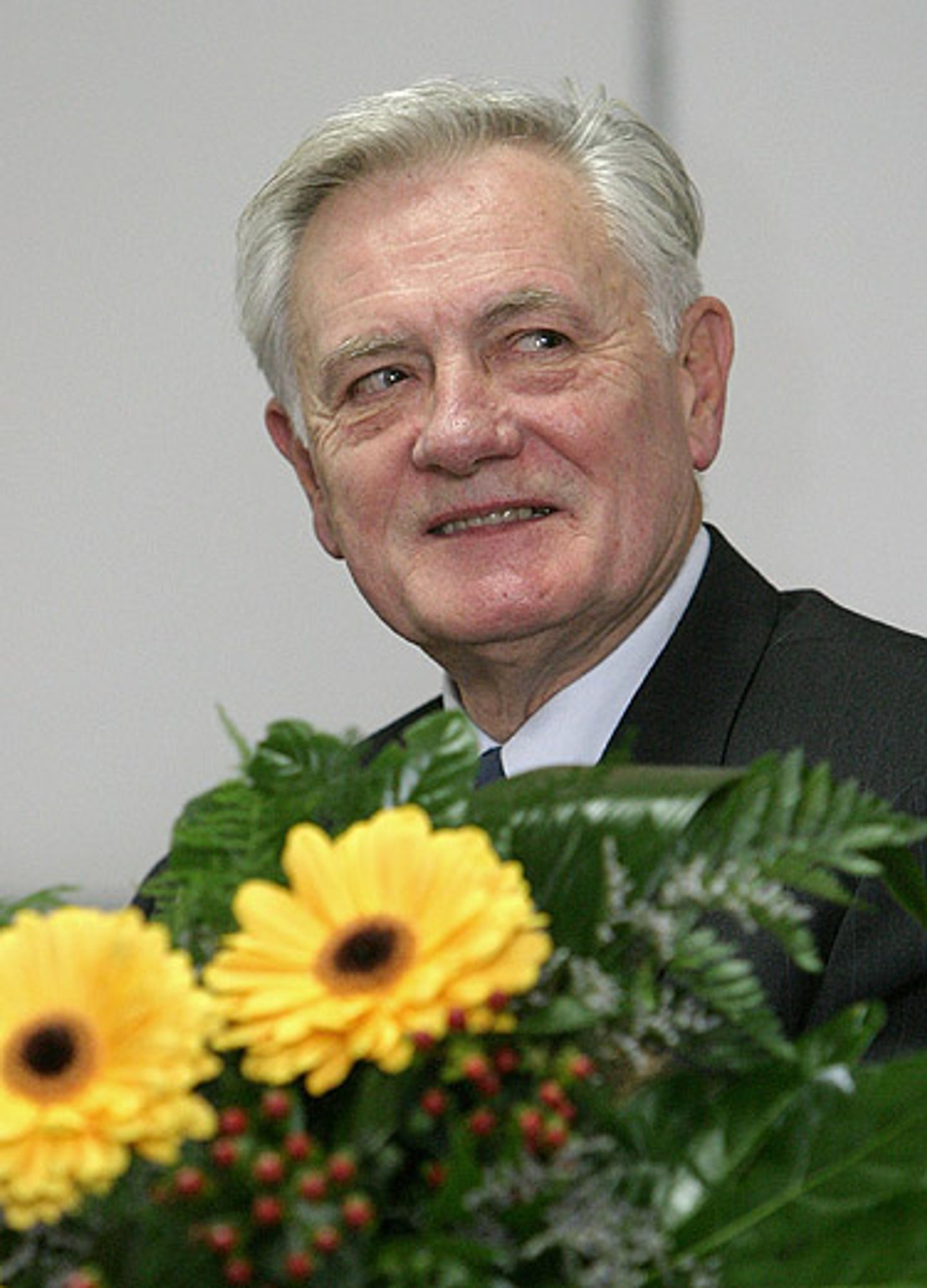 V.Adamkus pasirašė Seimo rinkimų įstatymo pataisas - Delfi