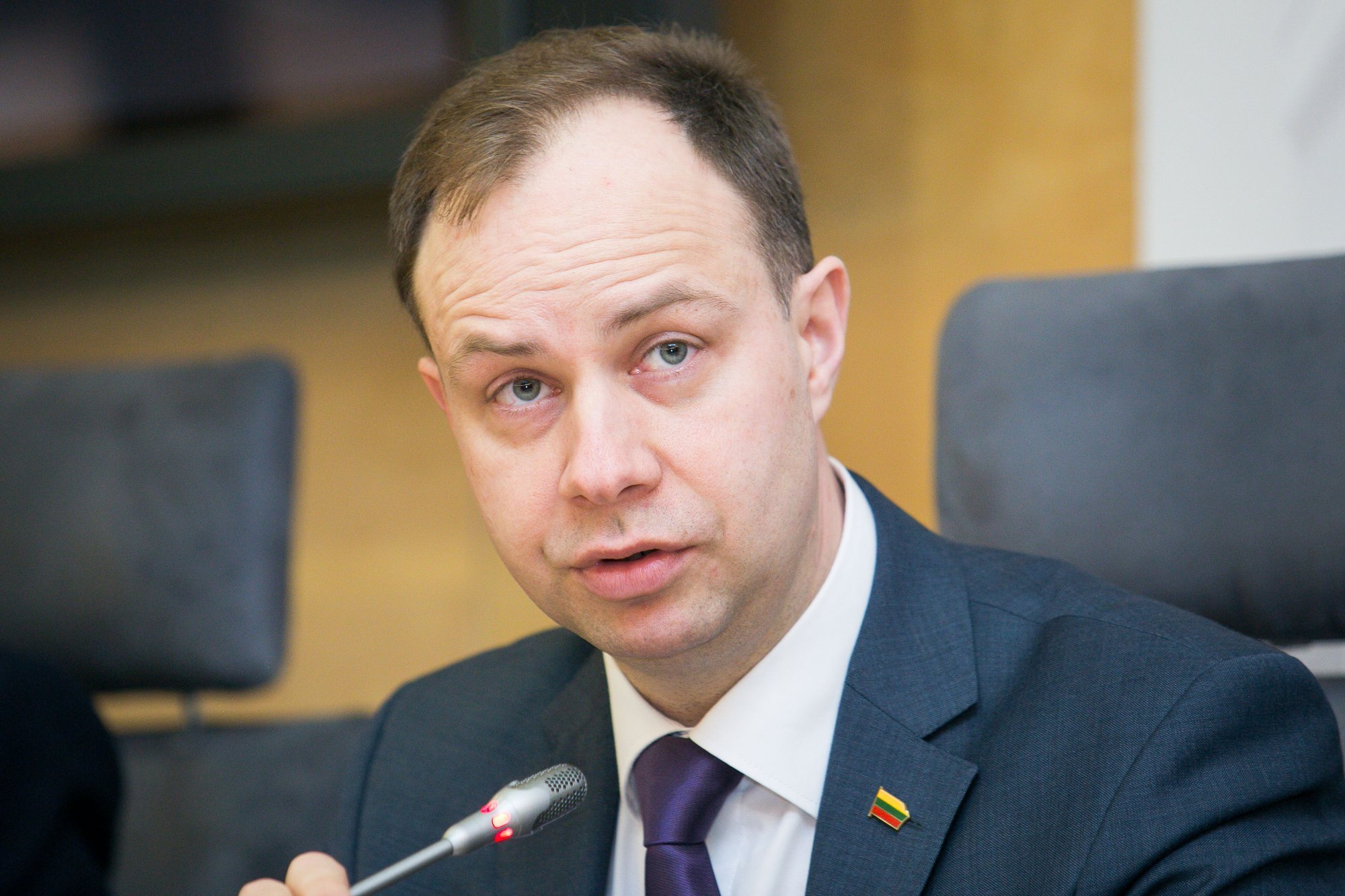 A. Veryga telkia specialistus kovoti prieš savižudybes - Delfi