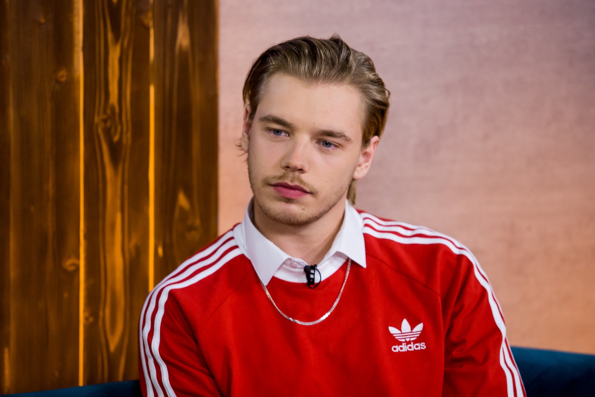 Aktorius Mantas Bendžius pristato naują savo dainą „1997“ - Delfi TV