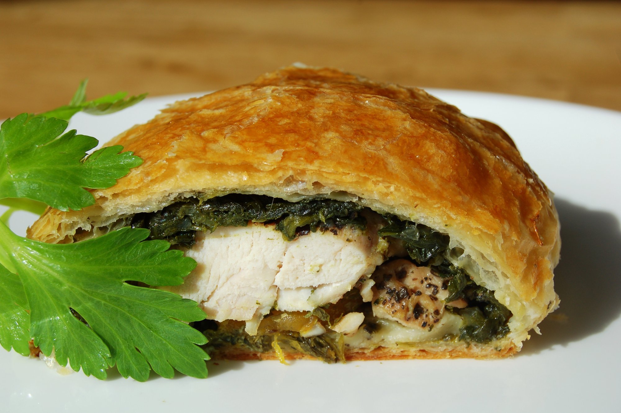 Vištienos vyniotinis su abrikosais ir špinatais sluoksniuotoje tešloje ...