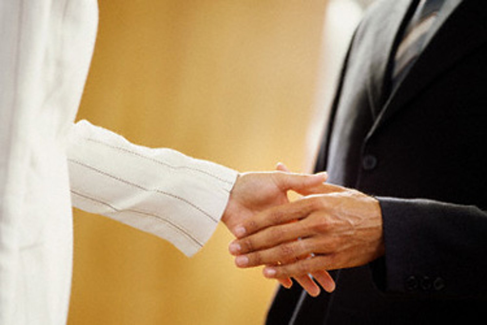 Korėjiečiai europietišką rankos paspaudimą vadina nehigienišku - Delfi ...