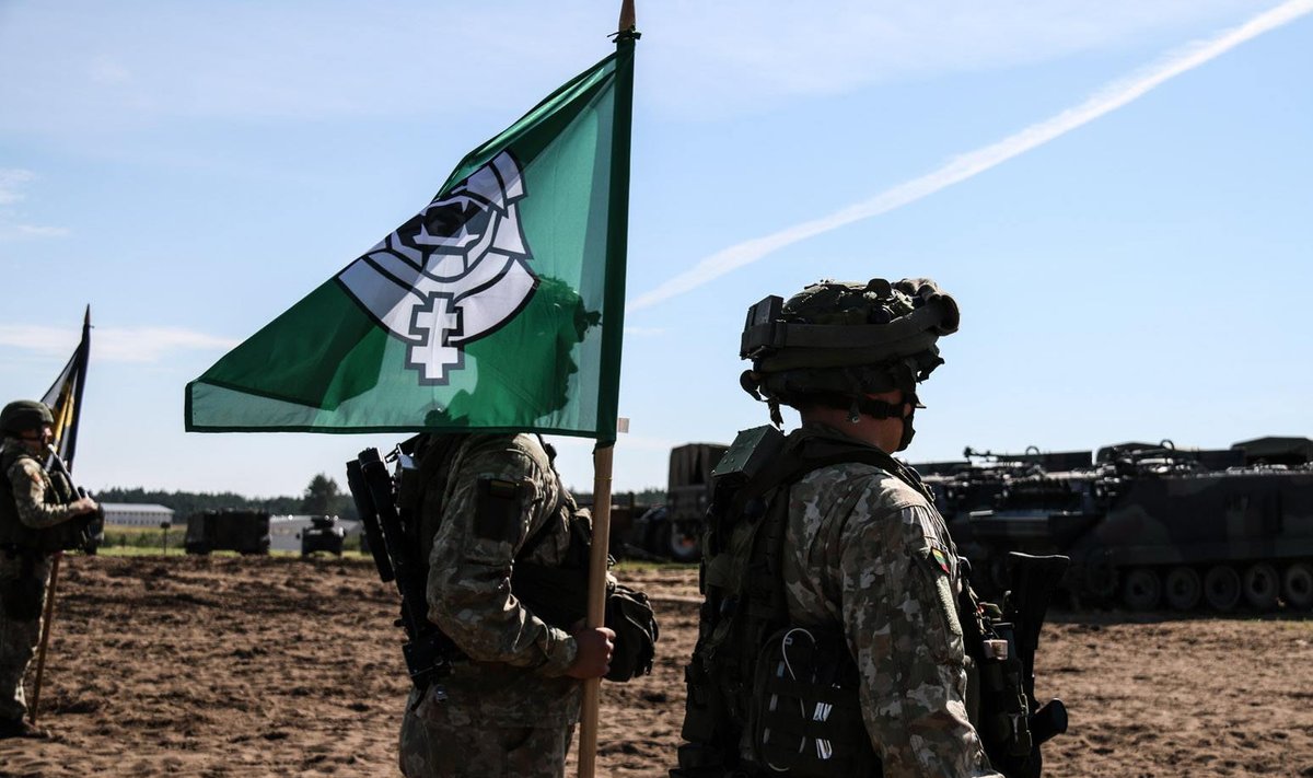 Karys baugino pavaldinį galva sulankstyti spintelę - Delfi