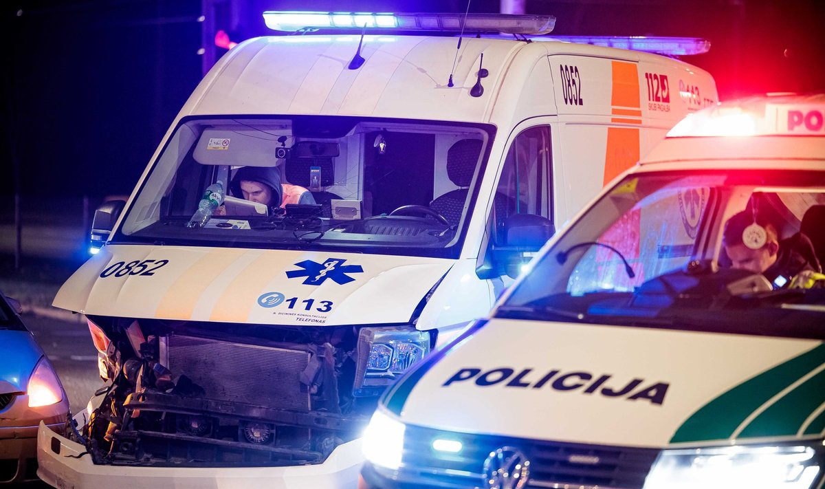 Klaipėdoje pas ligonį skubantys medikai pateko į avariją - Delfi