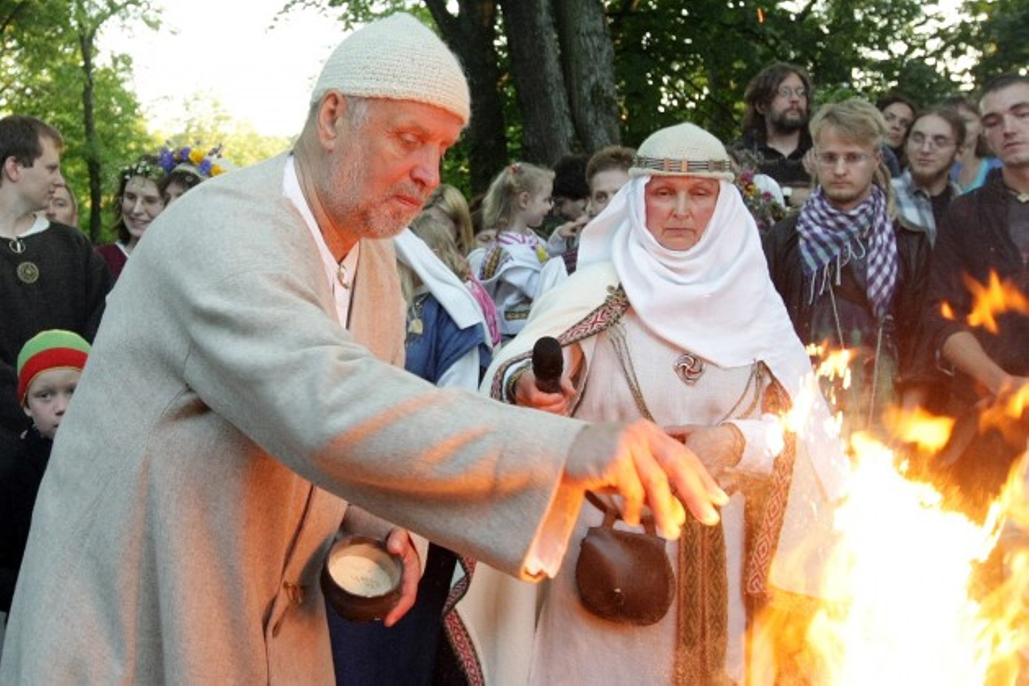 Pagonys Kalėdas švenčia degindami blukį ir susitikdami su vėlėmis - Delfi