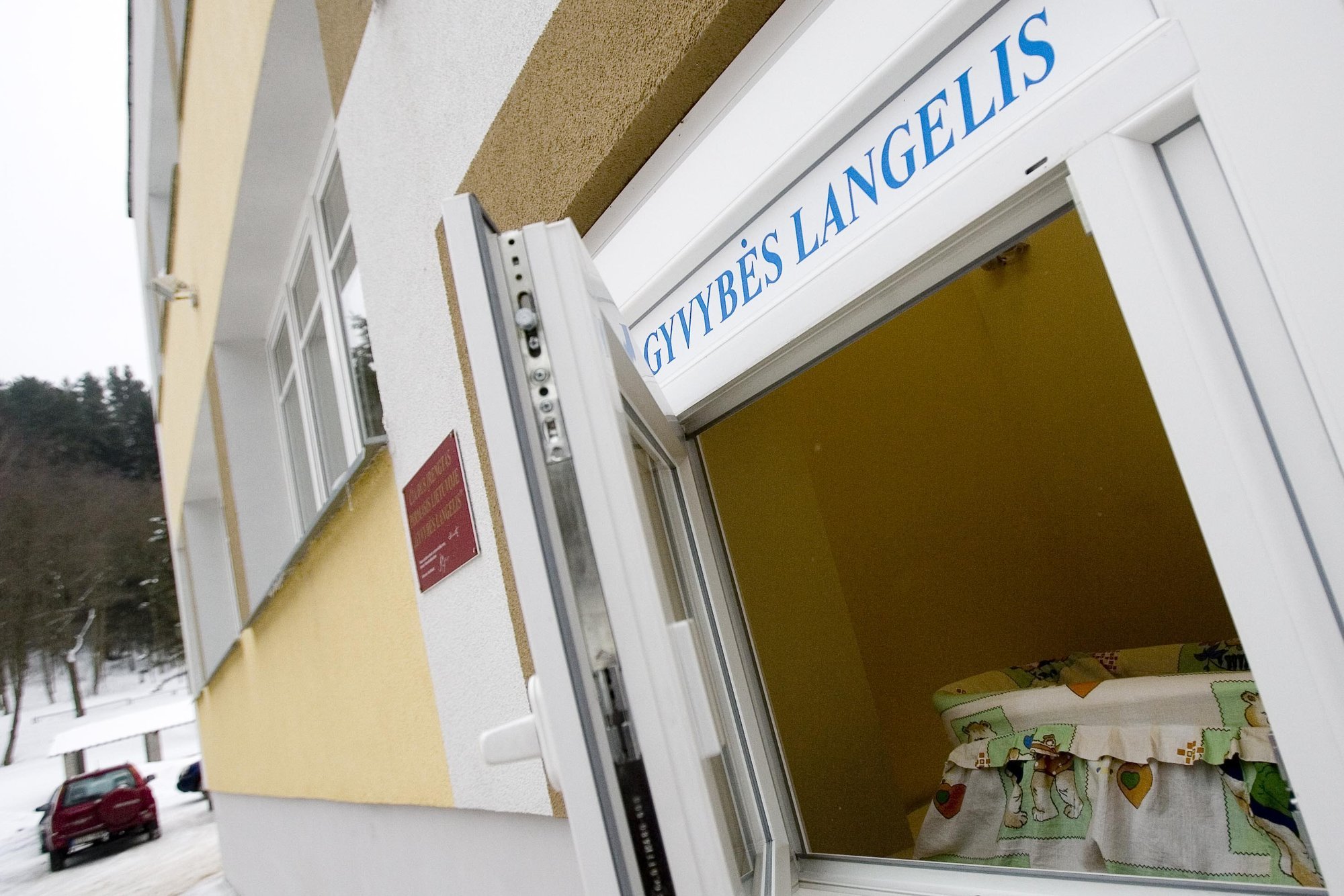 Sureagavo į žinią apie gyvybės langelyje paliktą mergaitę: kai kurių ...