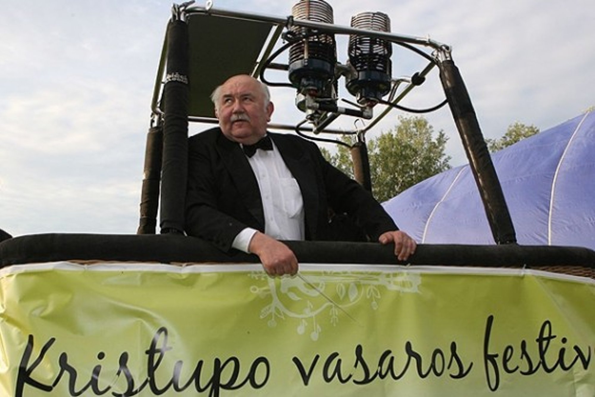 Mojuodamas batuta, D.Katkus pakilo į dangų - Delfi veidai