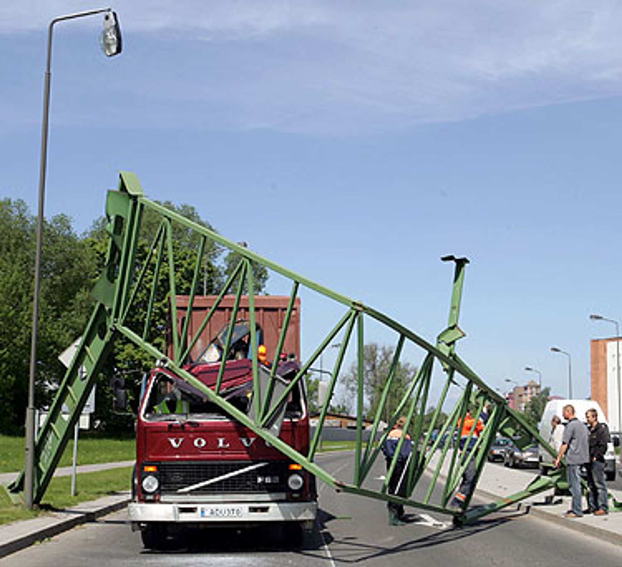 Kaune sunkvežimis nepralindo pro kelio ženklus laikančias metalines ...