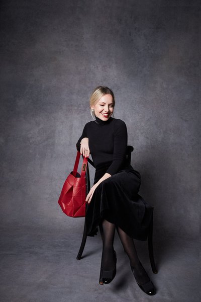 Į britų aukštuomenę įsiliejusi ir savo pasiekimais stebinanti Laura ...