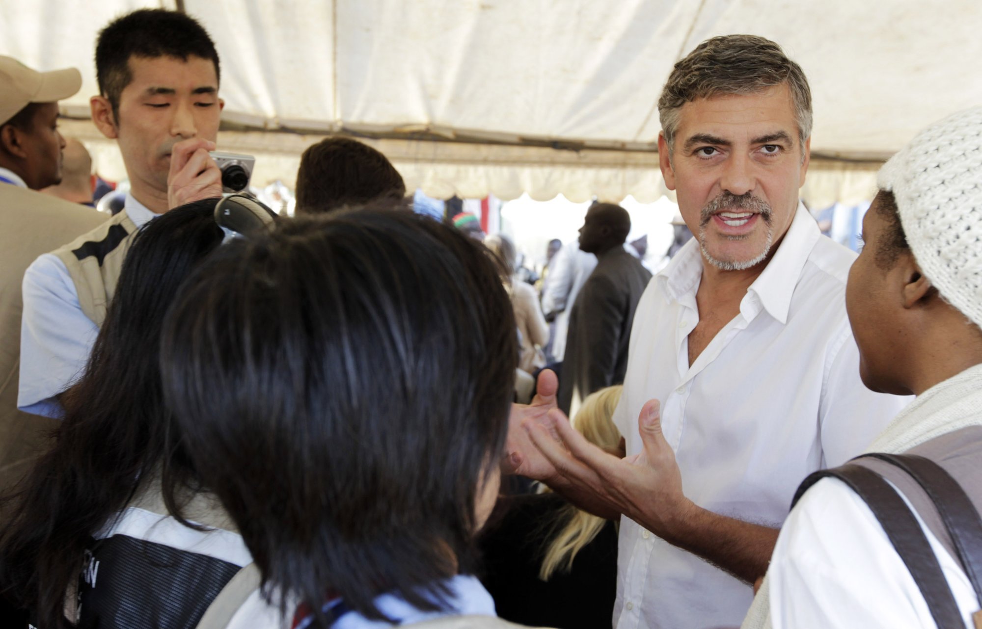 G.Clooney Sudane susirgo maliarija - Delfi veidai