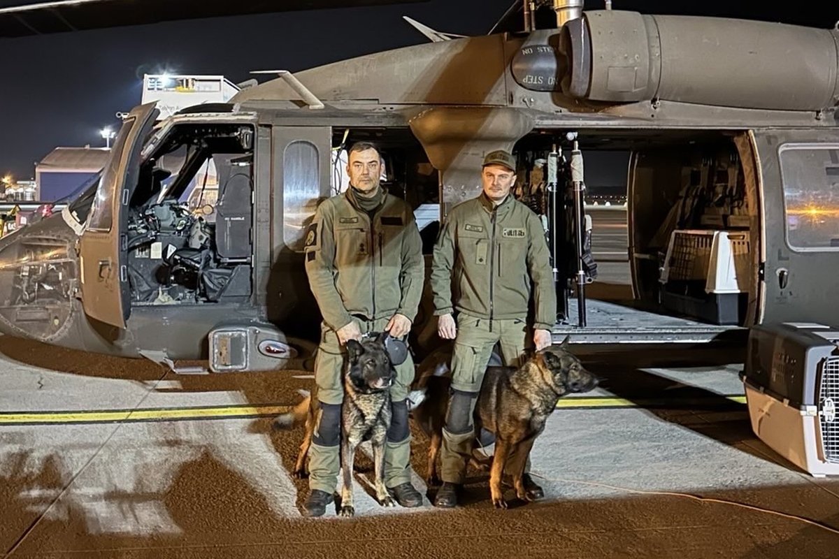 JAV karinis sraigtasparnis į Pabradę atskraidino neeilinę pagalbą iš ...