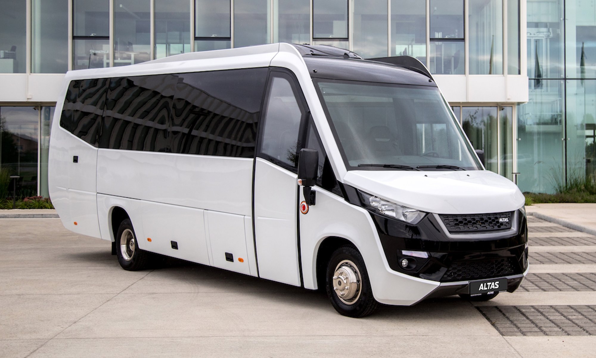 Sukurtas pirmasis lietuviškas turistinis autobusas - Delfi verslas