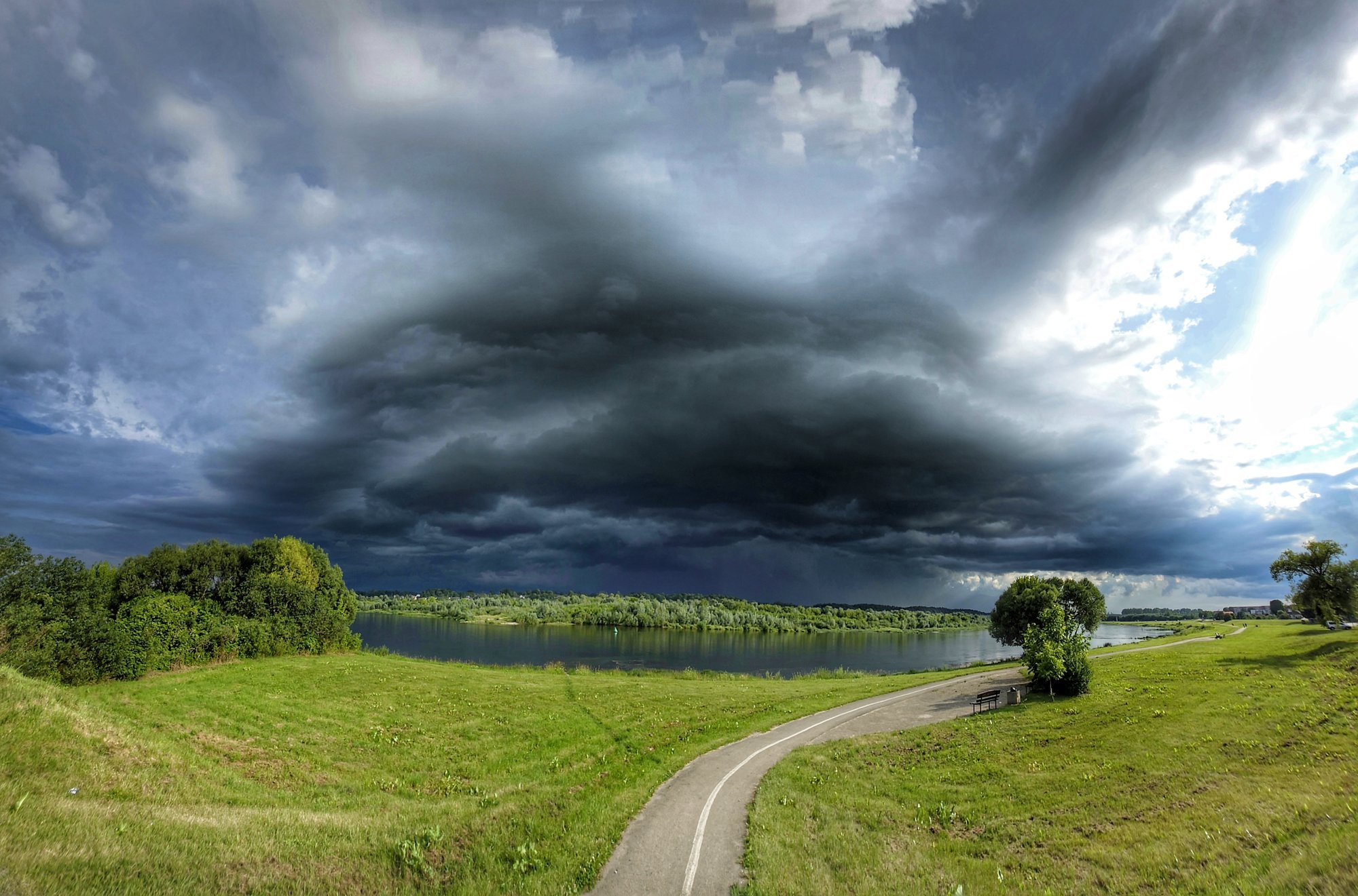 Sinoptikai įspėja – audringi orai nesitraukia: kas laukia šiąnakt ir ...