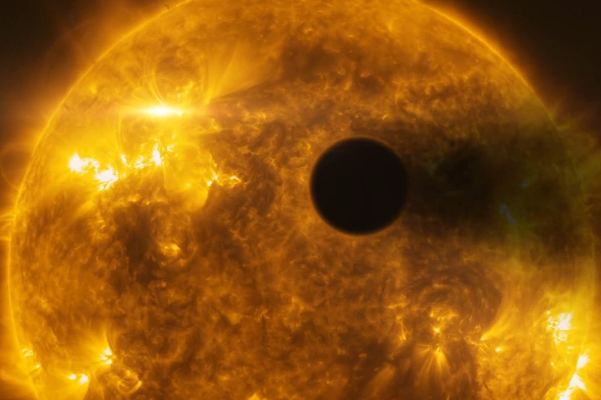 „Hubble“ užfiksavo, kaip žvaigždės žybsnis nupūtė planetos atmosferą ...