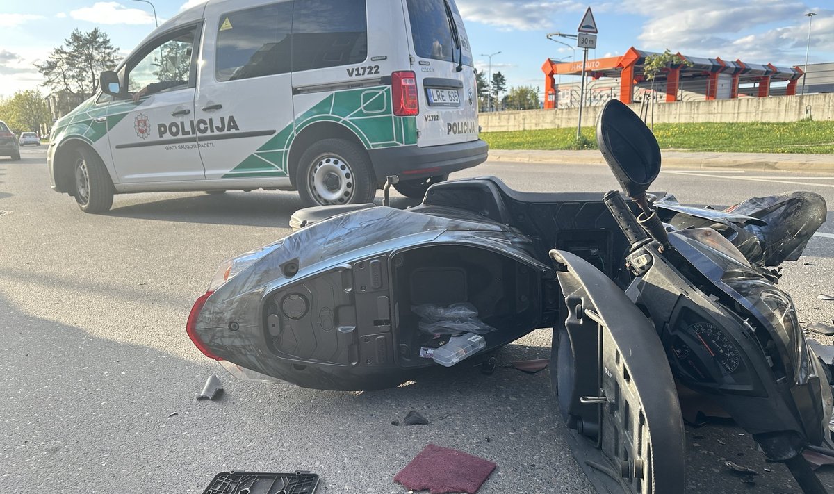 Nelaimė Trakų rajone – žuvo motorolerio vairuotojas - Delfi