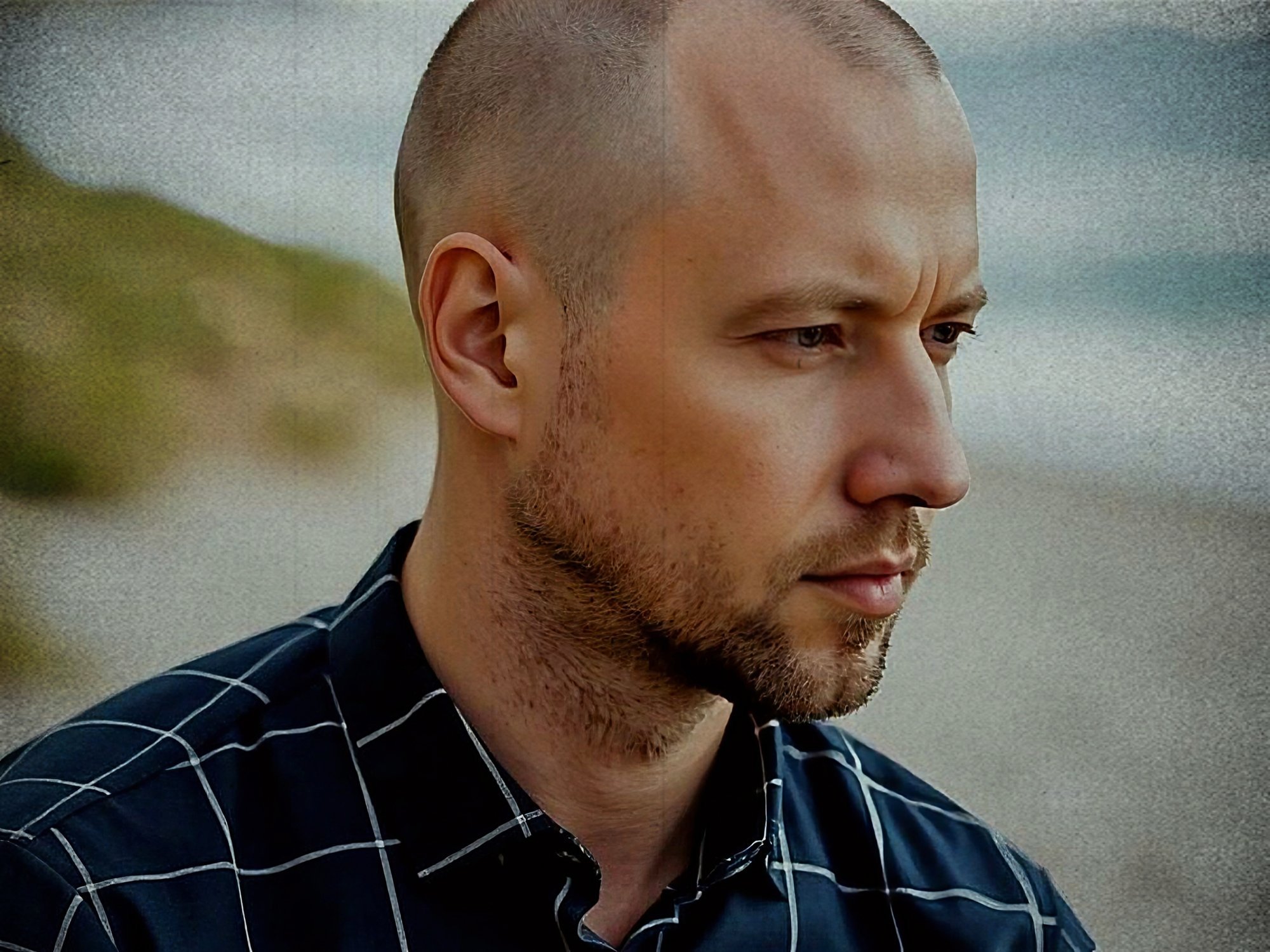 Sasha Song pristato itin jausmingą SEL dainos „Aš žiūriu į tave ...