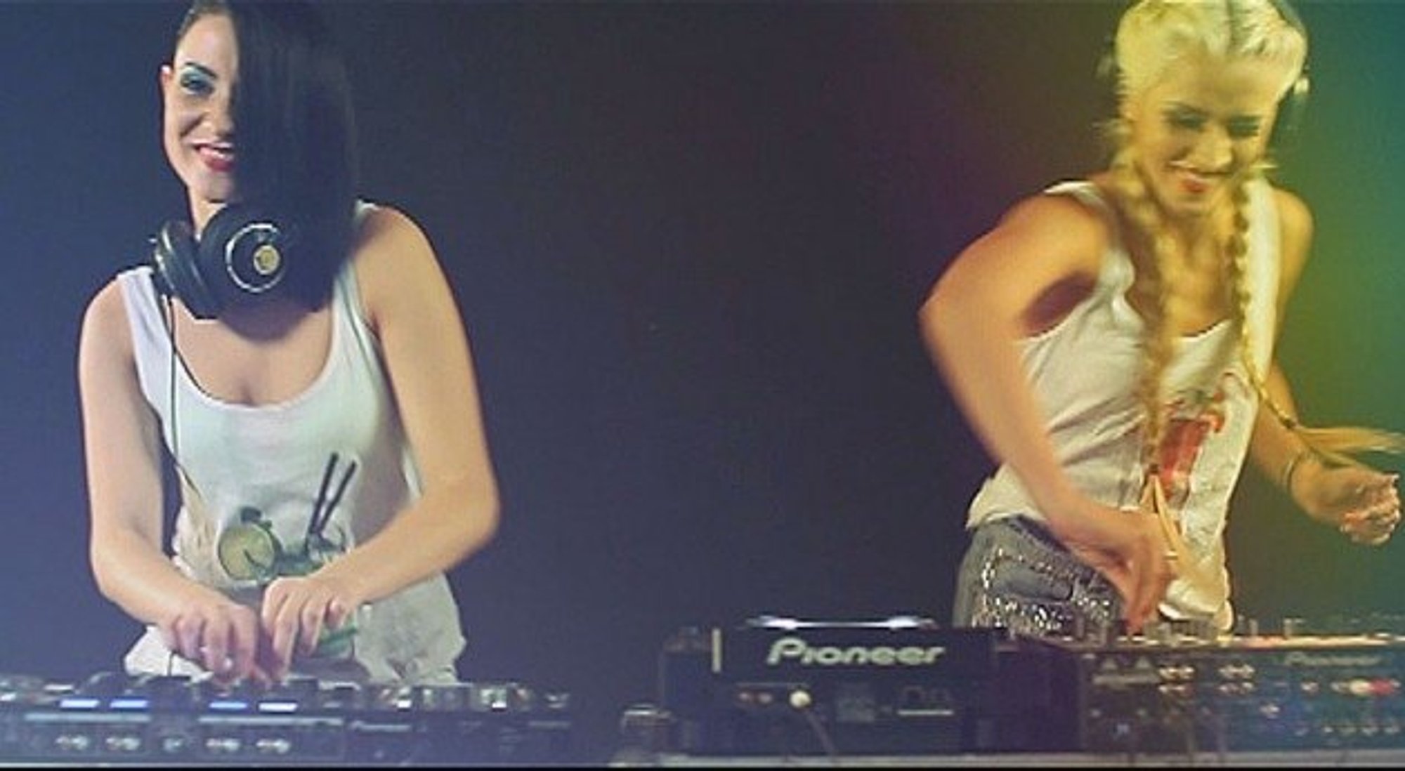 DELFI premjera: „Mochito“ merginos parodė, kaip atrodo dainuojantys ...