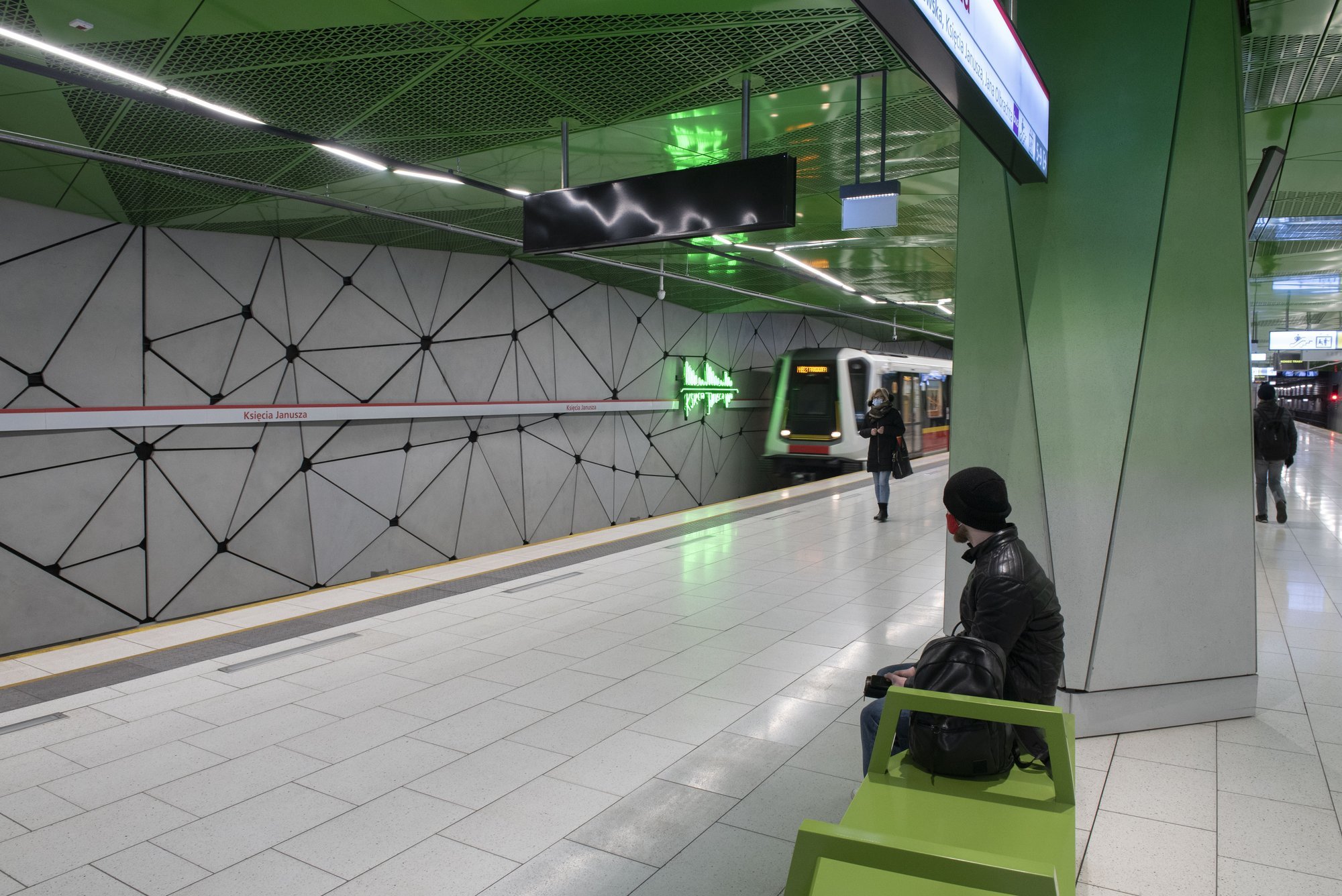 Generolas: Varšuvos metro netinkamas slėptuvei - Delfi