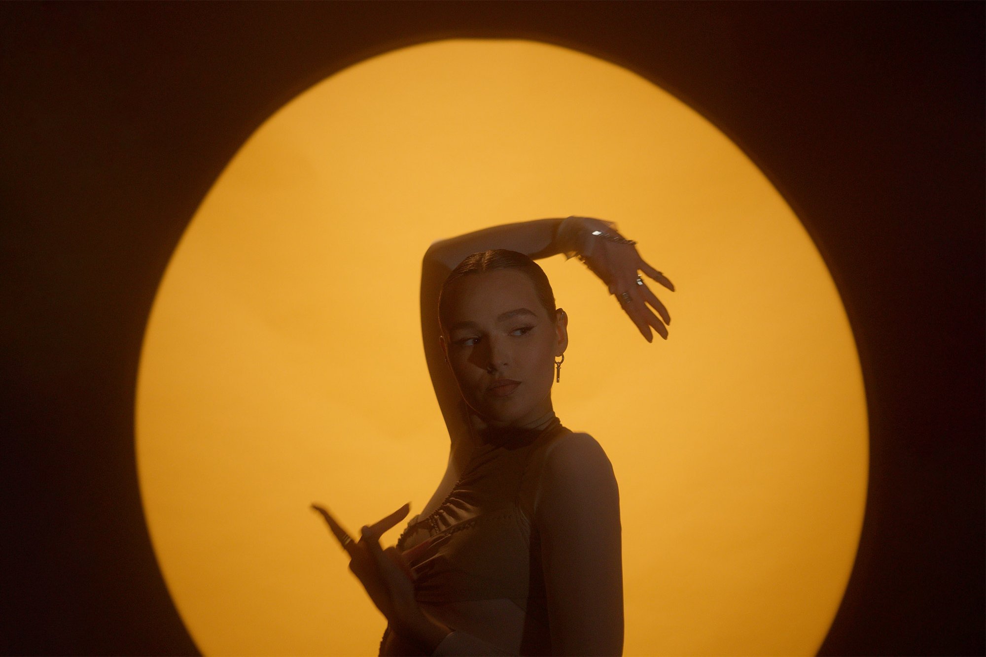 Prieš kelis metus nuo muzikos atsitraukusi Gabrielle Marr grįžta su ...