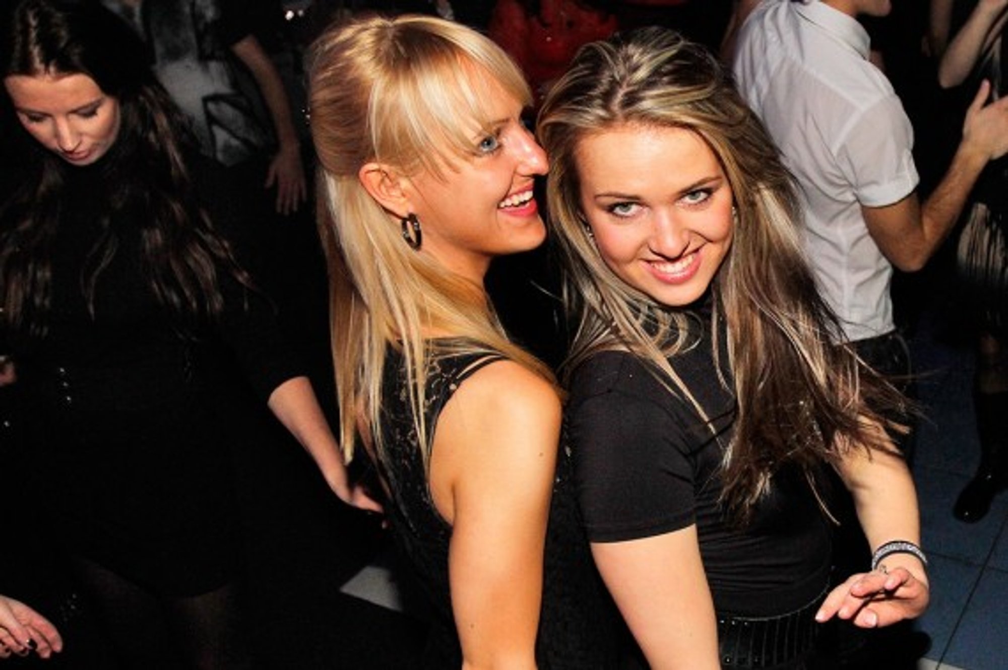 Stilius: merginos naktiniame klube - Delfi gyvenimas