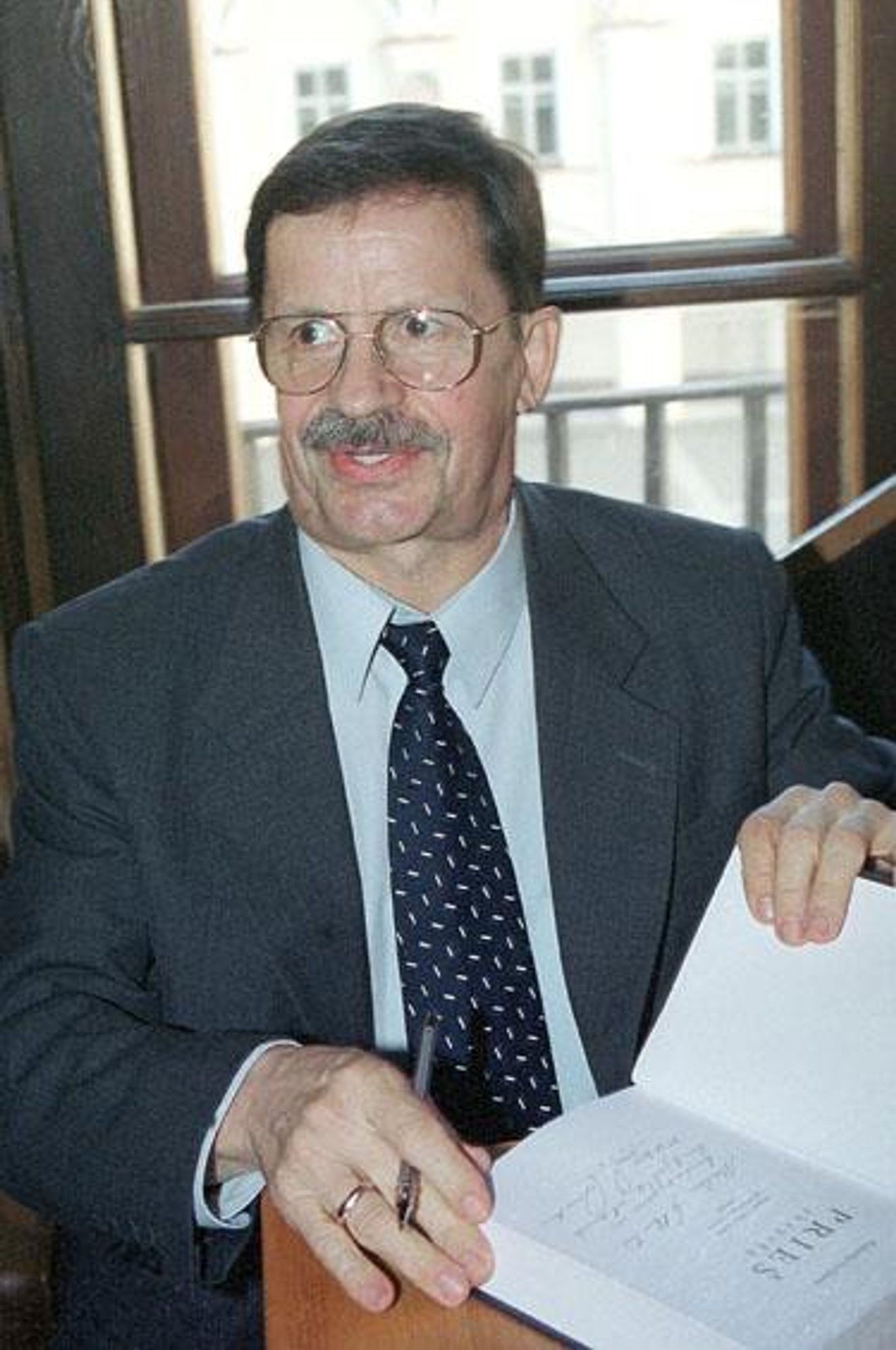 Rolandas Pavilionis nesudeda ginklų - Delfi