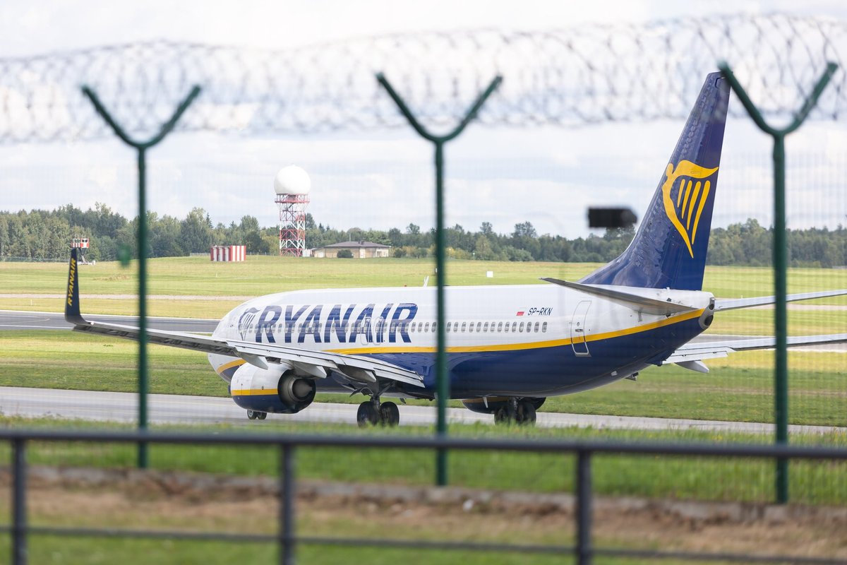 „Ryanair“ keičia nemokamo rankinio bagažo po sėdyne dydį - Delfi verslas