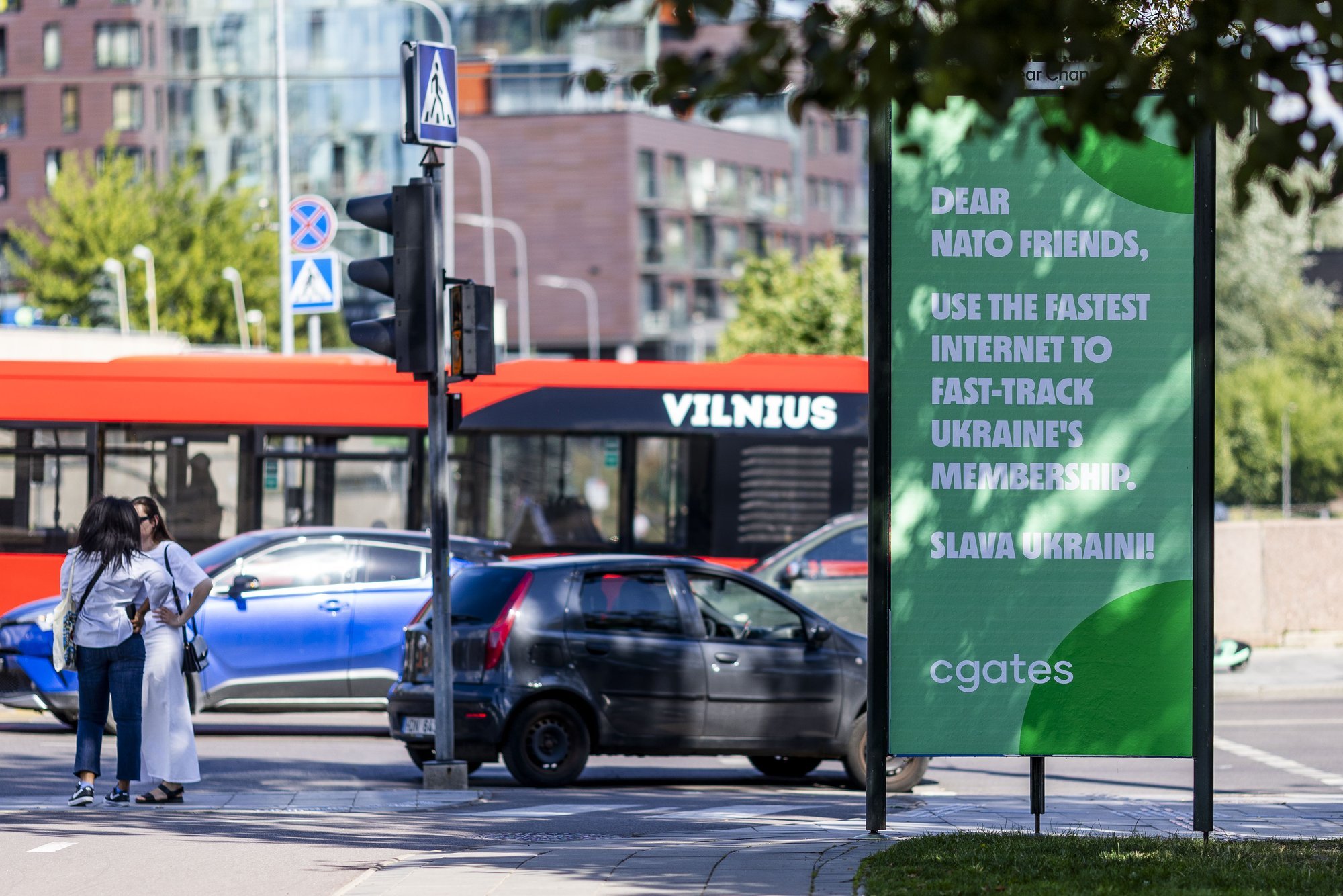 „Cgates“ kampanijoje – žinutė NATO viršūnių susitikimo dalyviams - Delfi