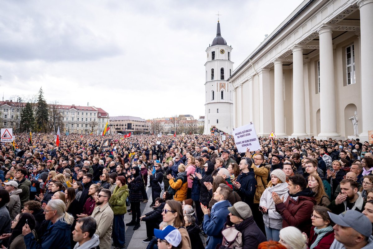 В Вильнюсе – протест "Руки прочь!": люди собираются на Кафедральной ...