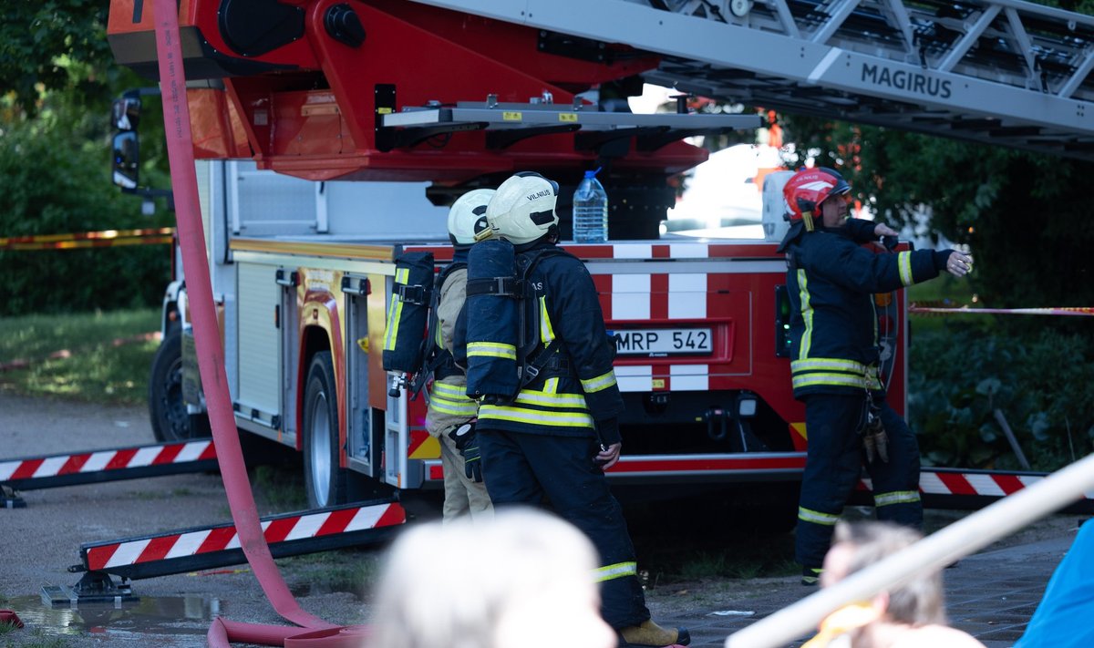 Кошмарная ночь в Утене: горели два многоэтажных дома, эвакуированы ...