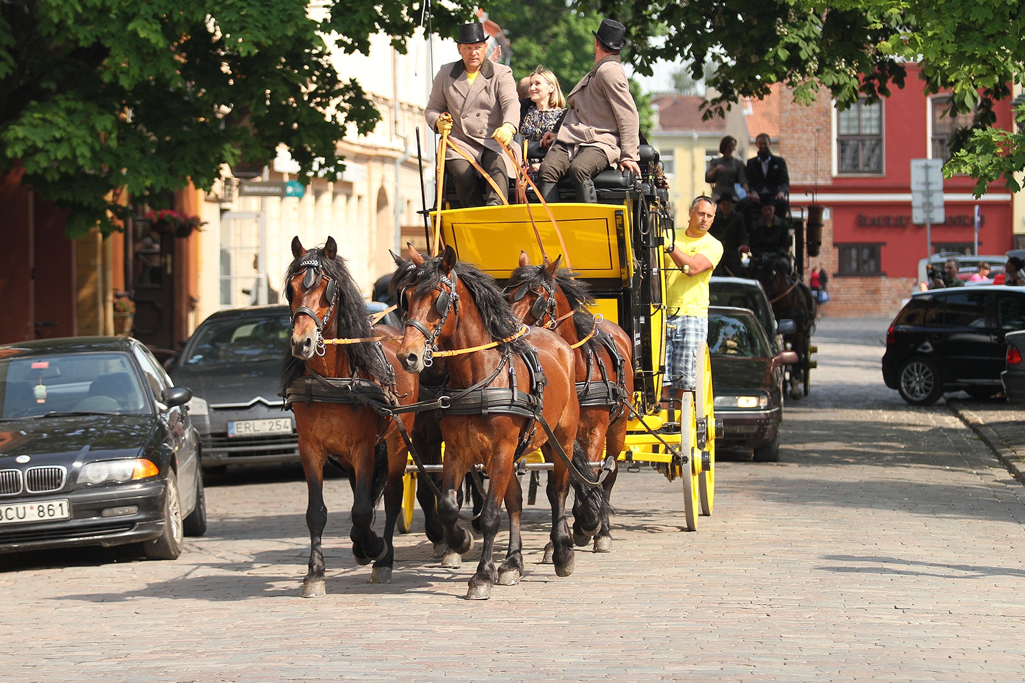 Į Kauną atriedėjo senovinės pašto karietos - Delfi