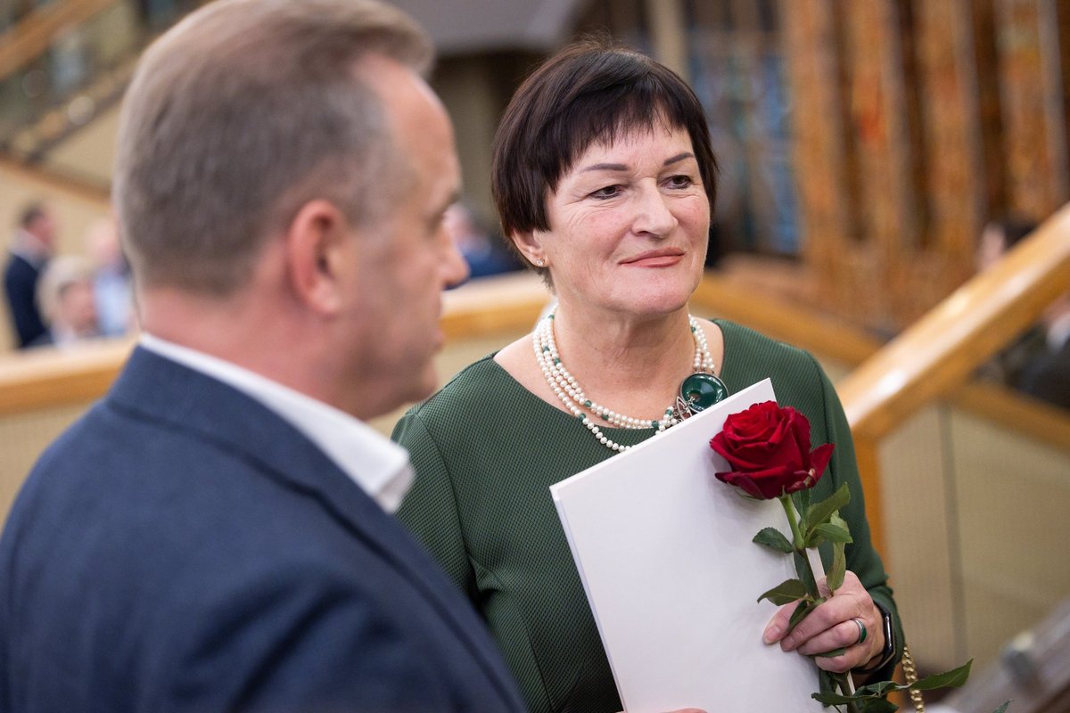 VRK įteikė Seimo nario pažymėjimus naujiems parlamentarams - Delfi