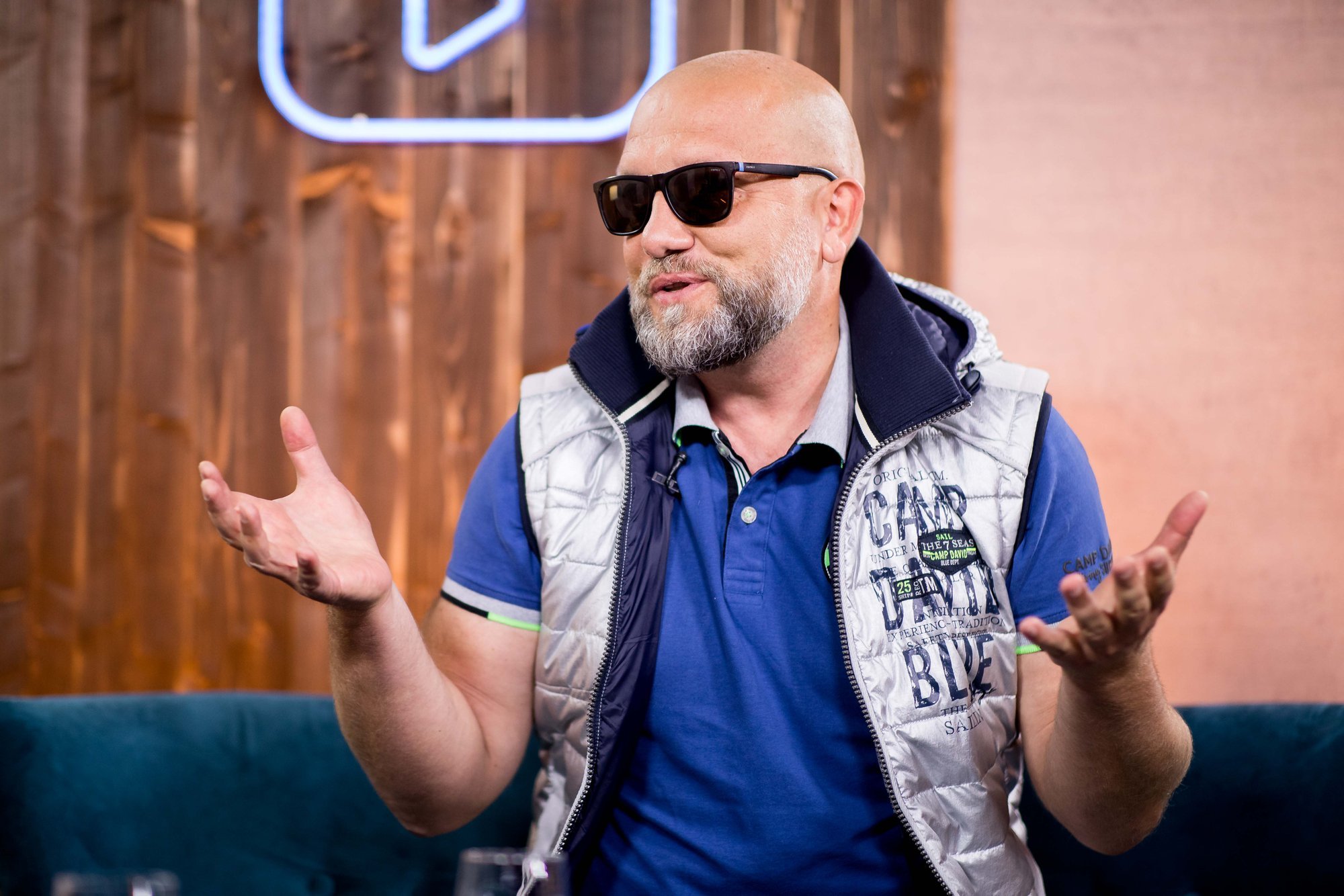 Tomas Augulis pristatė naują legendinės savo dainos versiją bei vaizdo ...