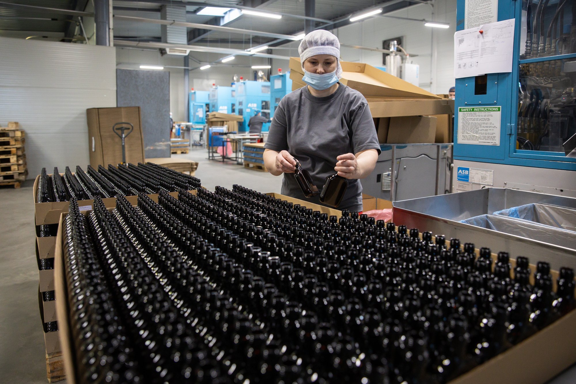 Vievio gamykloje darbo rankų netrūksta: darbina ukrainiečius, siūlo ...