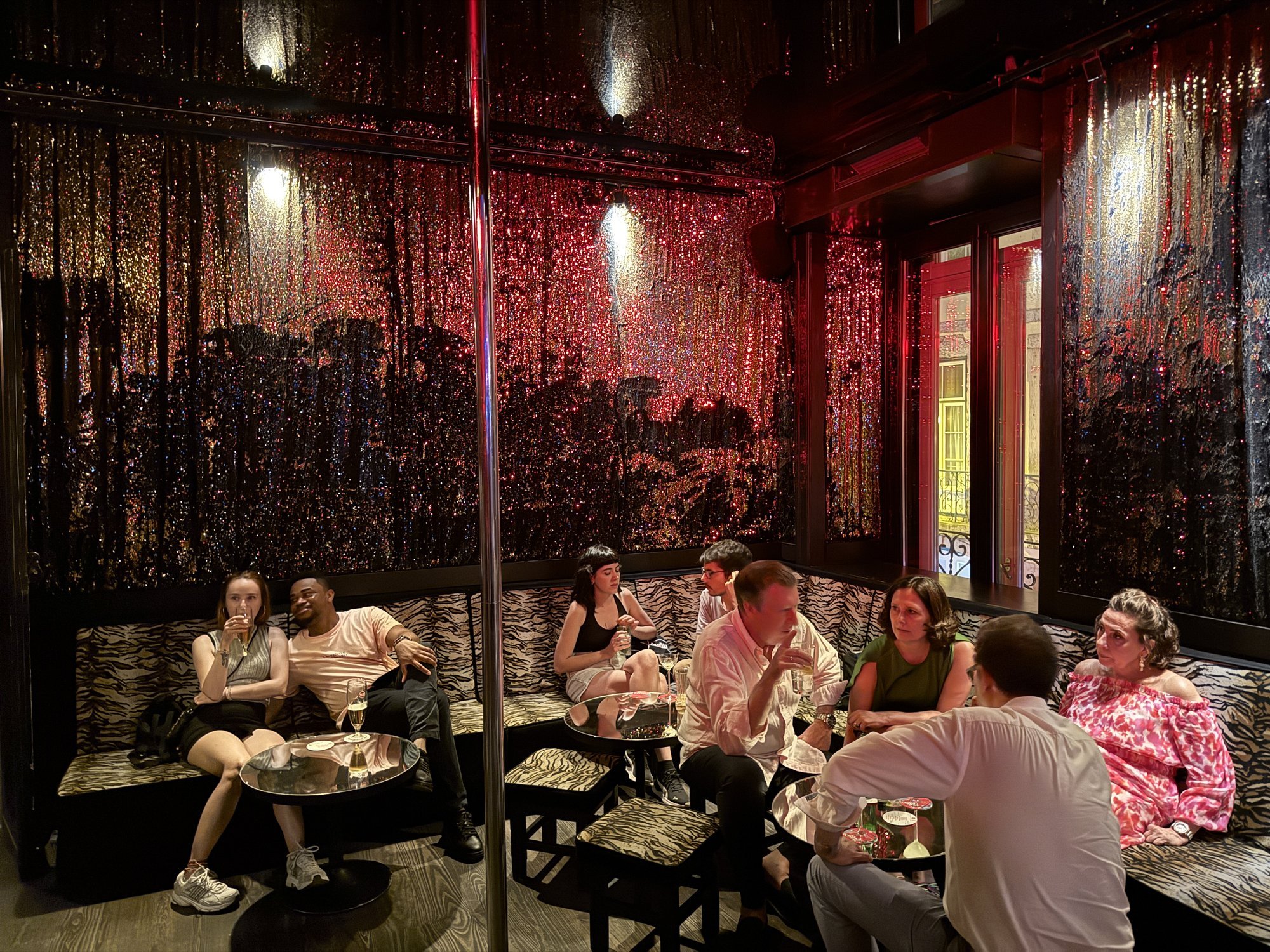 Dieną nekaltai atrodanti gatvė naktį virsta tikra blogio imperija ...