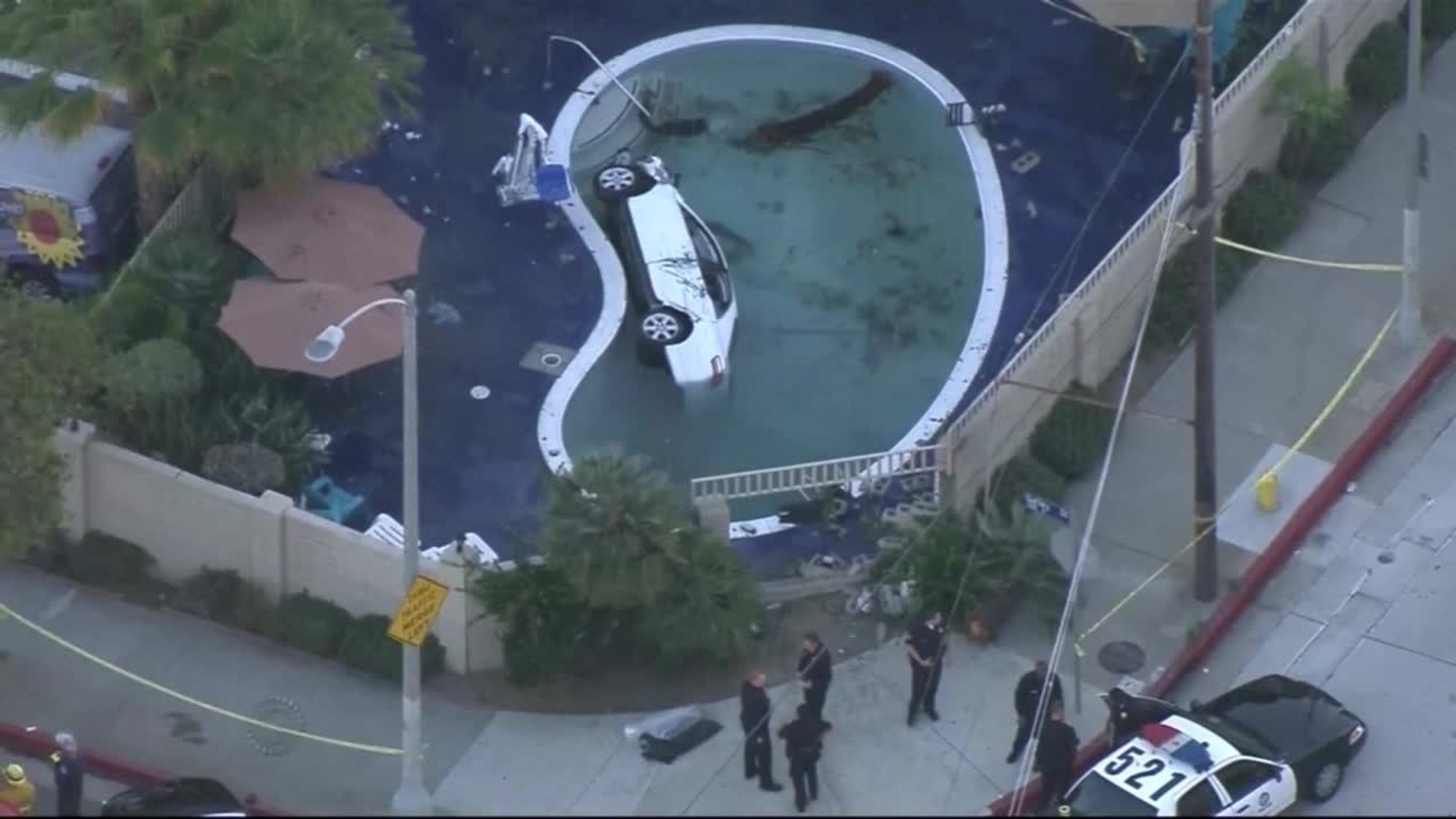 JAV automobilis įvažiavo į motelio baseiną, sužeisti 8 žmonės - Delfi TV