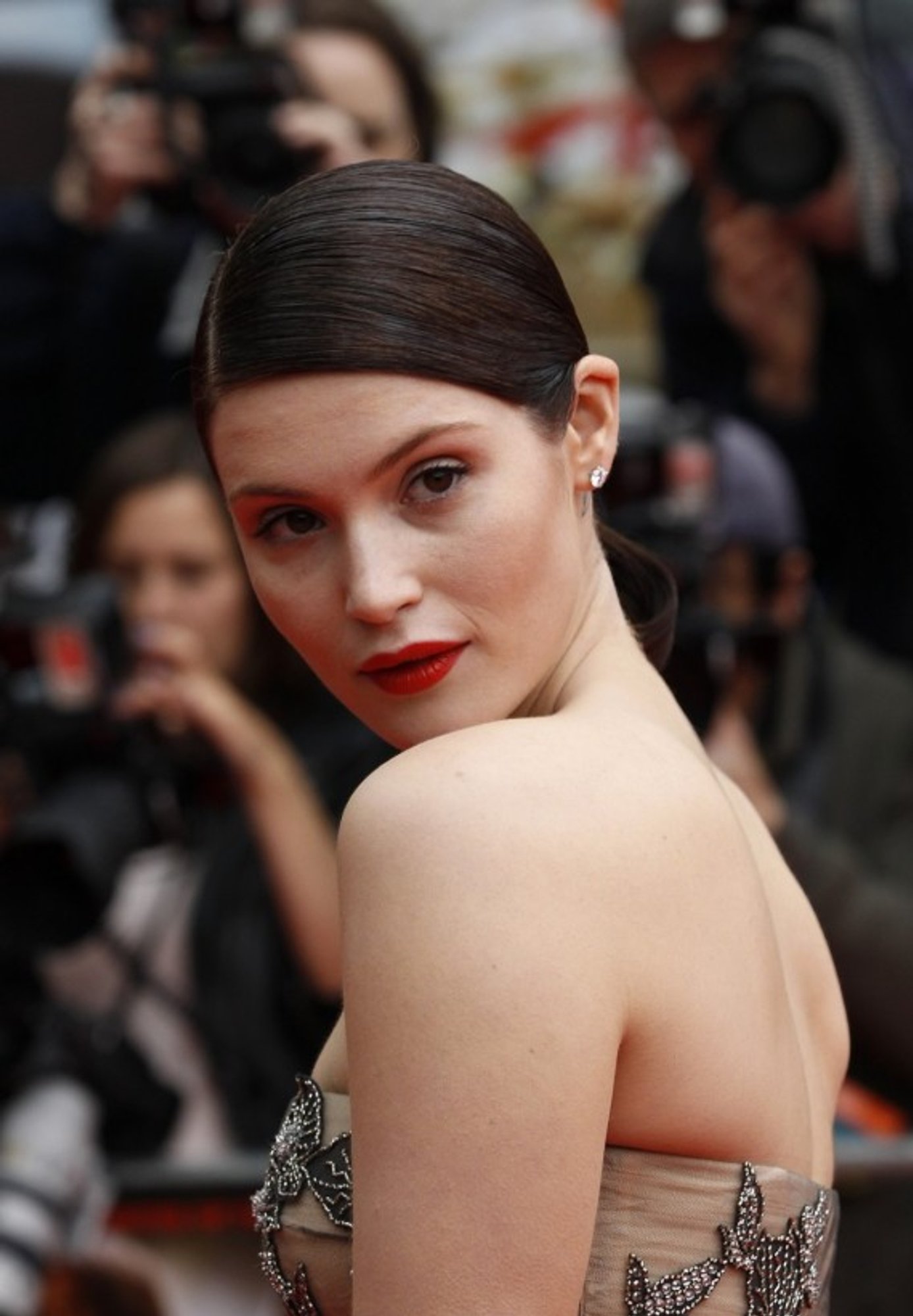 Buvusi Bondo mergina G.Aterton ištekėjo - Delfi veidai