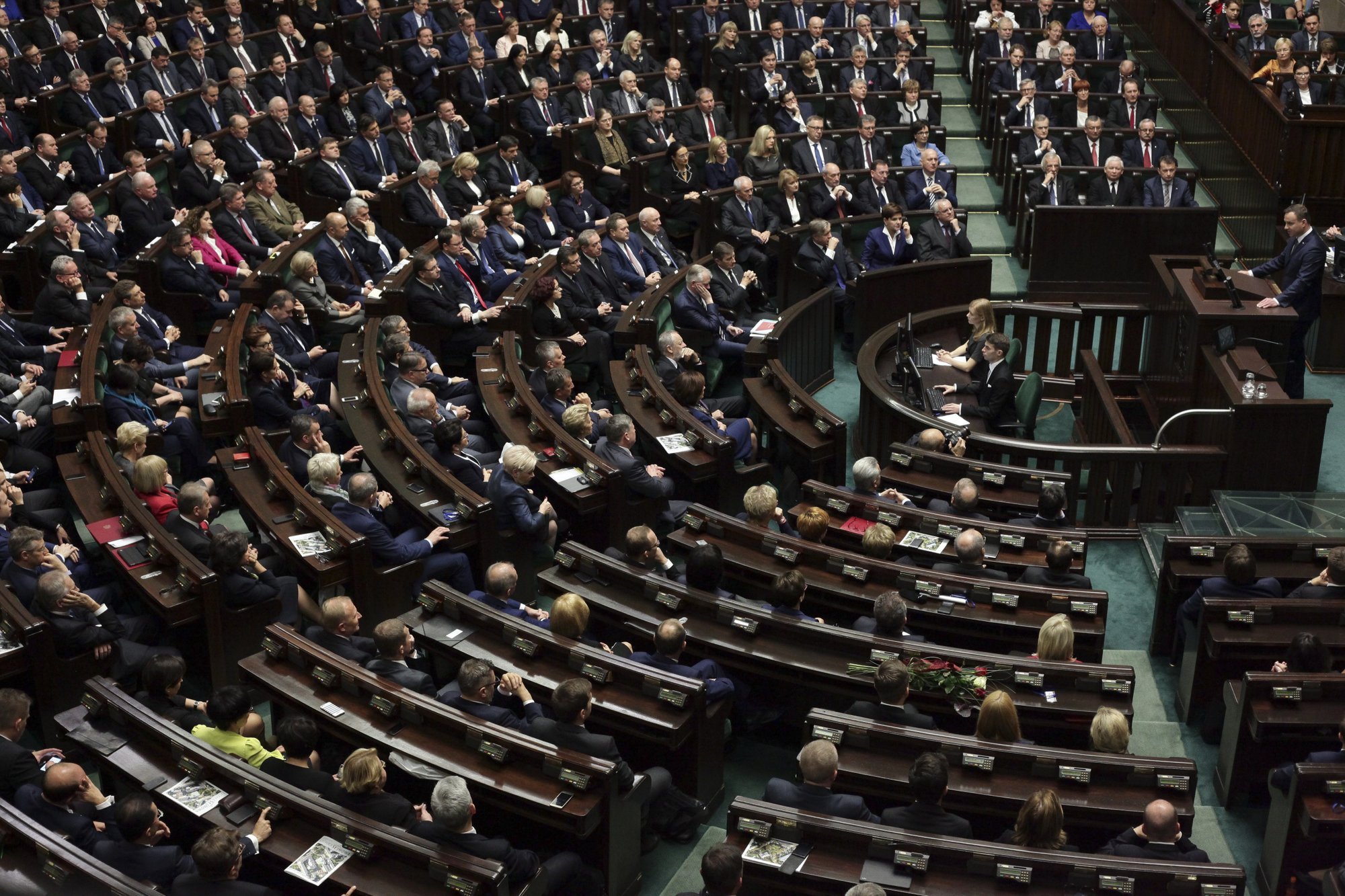 Lenkijos parlamentas ėmėsi koreguoti prieštaringai vertinamas teismų ...