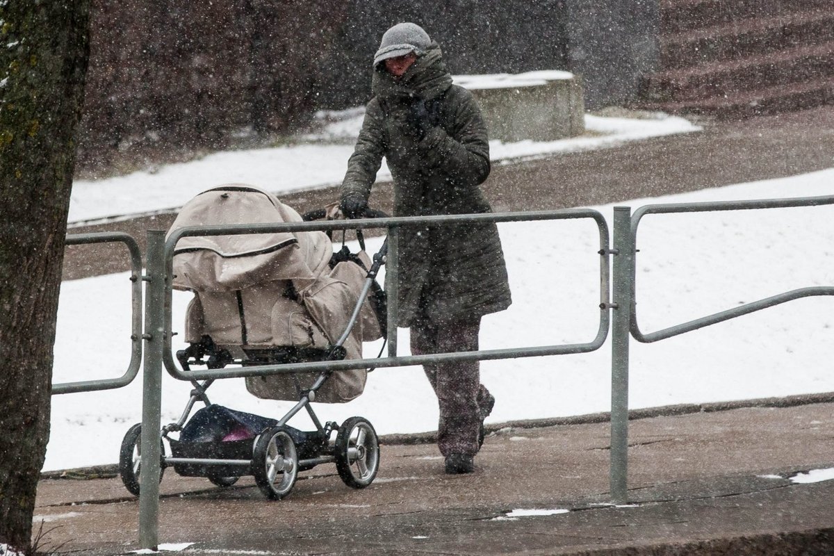 Orai: bus daug ir įvairių kritulių, įsismarkaus vėjas - Delfi