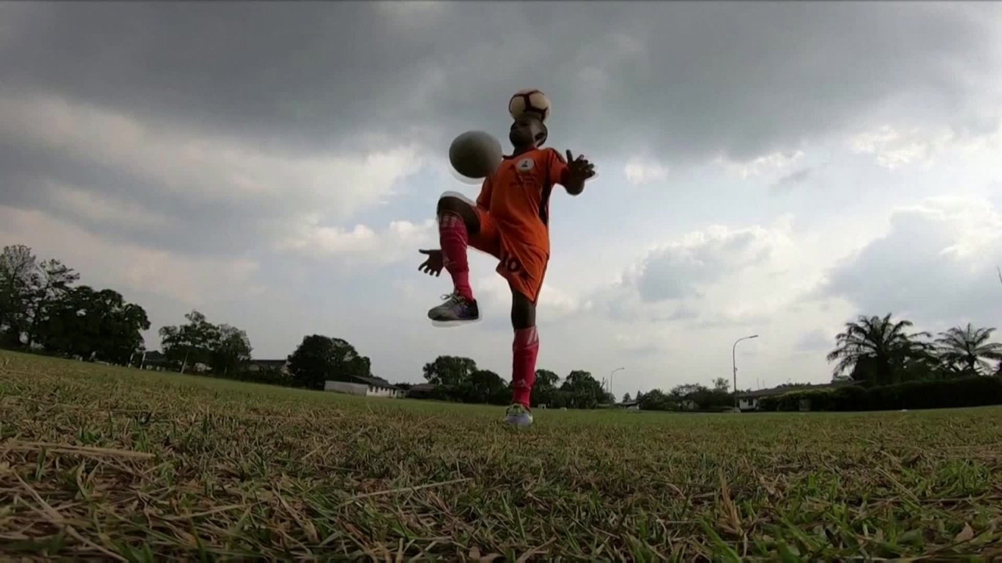 Pasaulio rekordą pasiekė su dviem futbolo kamuoliais - Delfi TV