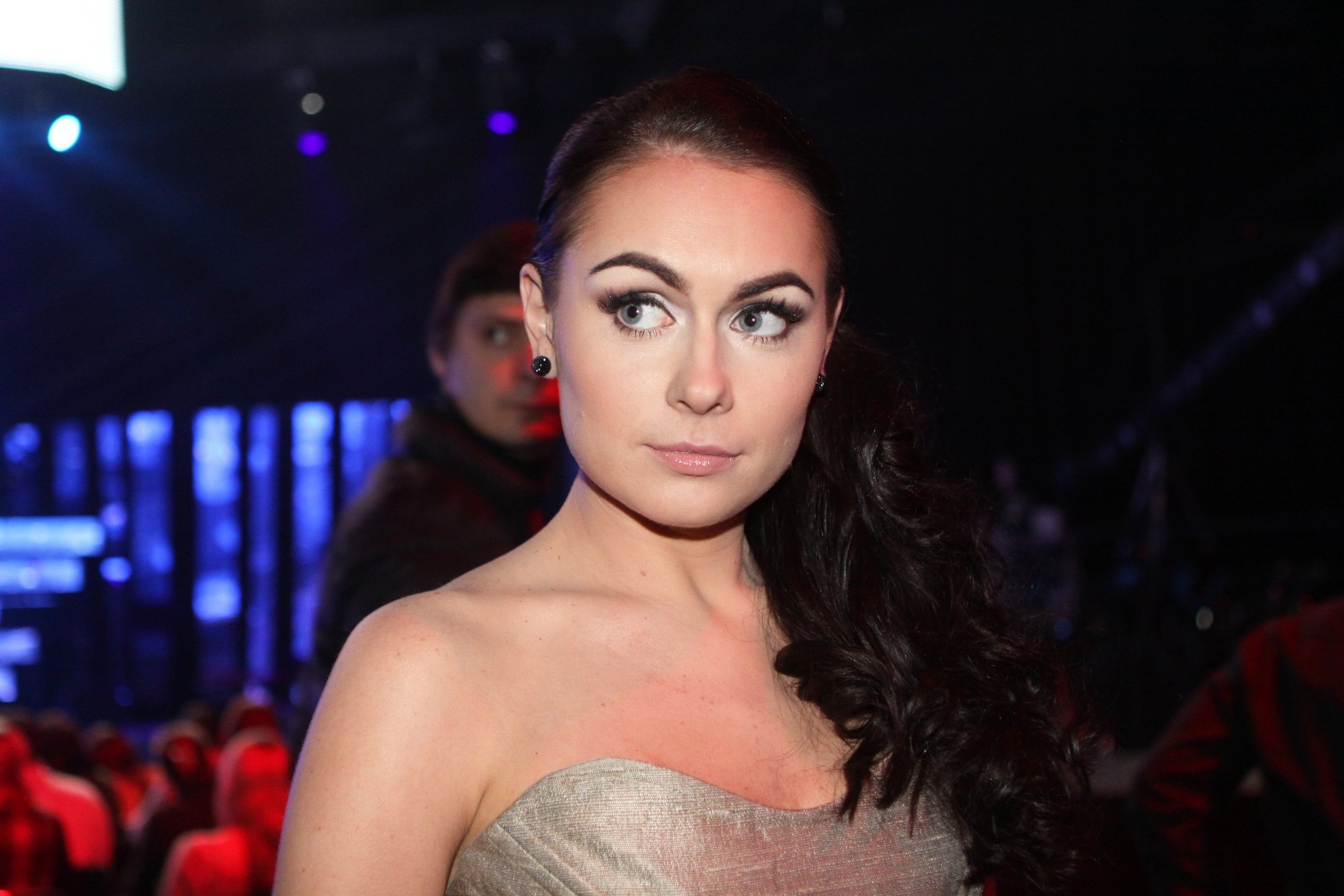 Prie kūno prigludęs kostiumėlis išryškino Simonos Nainės vapsvos liemenį - Delfi veidai